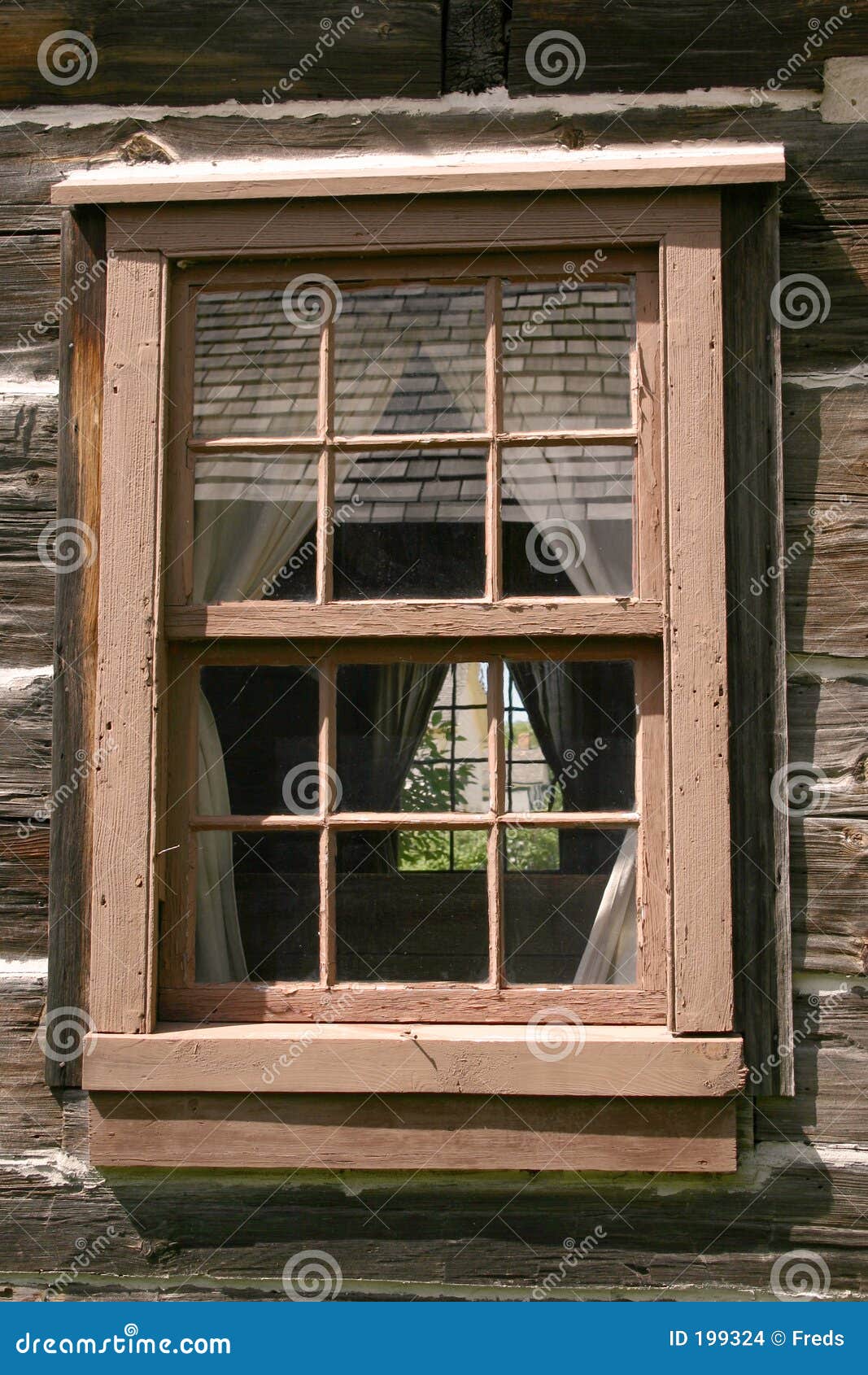Rood venster stock foto. Image of eenvoudig, huis, kader - 199324