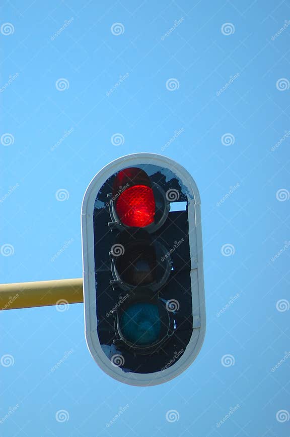 Rood verkeerslicht stock afbeelding. Image of hemel, elektrisch - 1431129