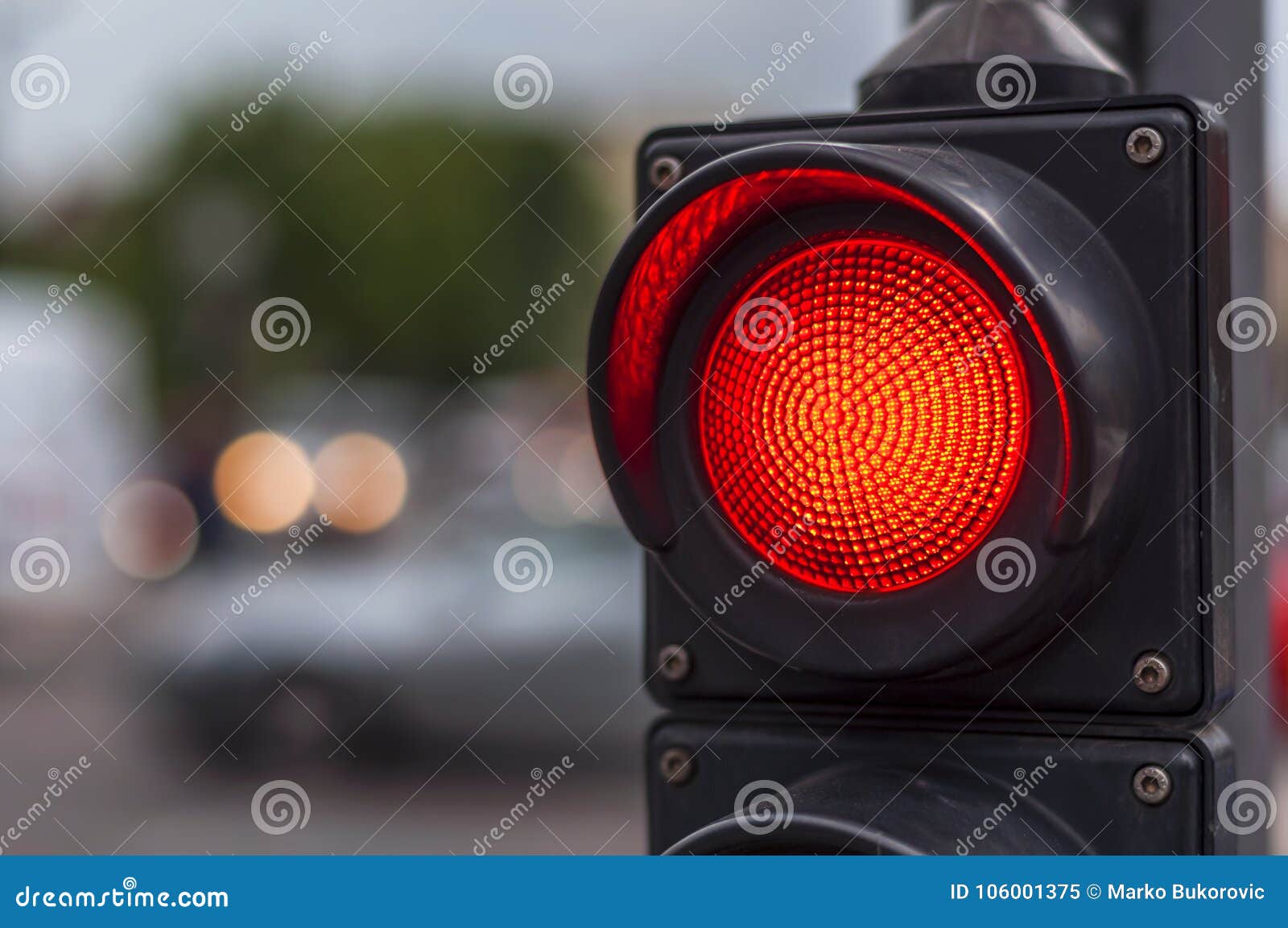 Rood Verkeerslicht in De Stadsstraat Stock Afbeelding - Image of ...