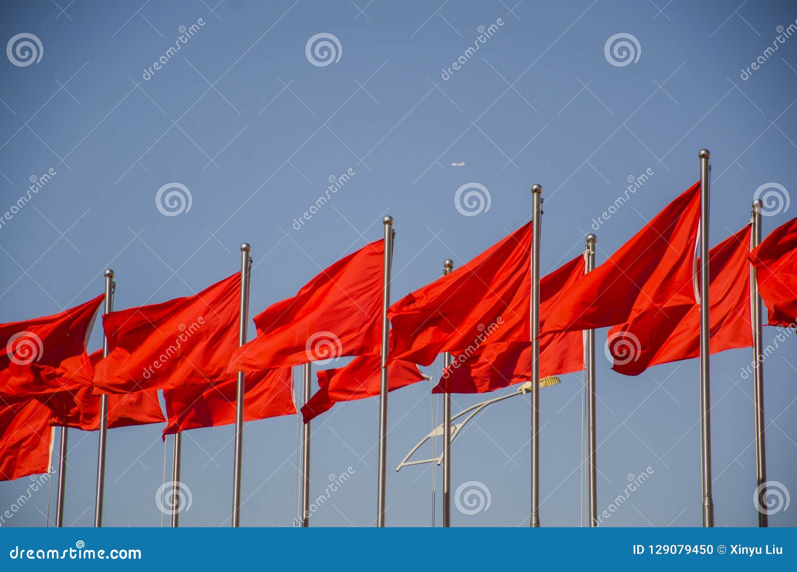 Rood vlag en vliegtuig stock foto. Image of post, vlaggen - 129079450