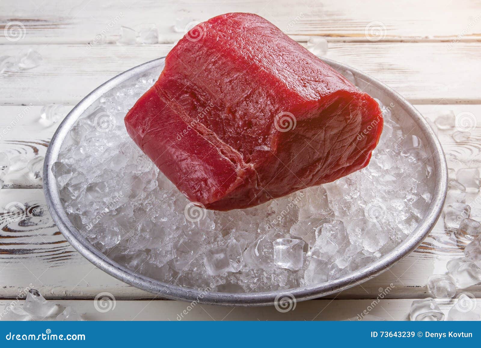 Rood Vlees Die Op Ijs Liggen Stock Afbeelding - Image of markt, metaal ...