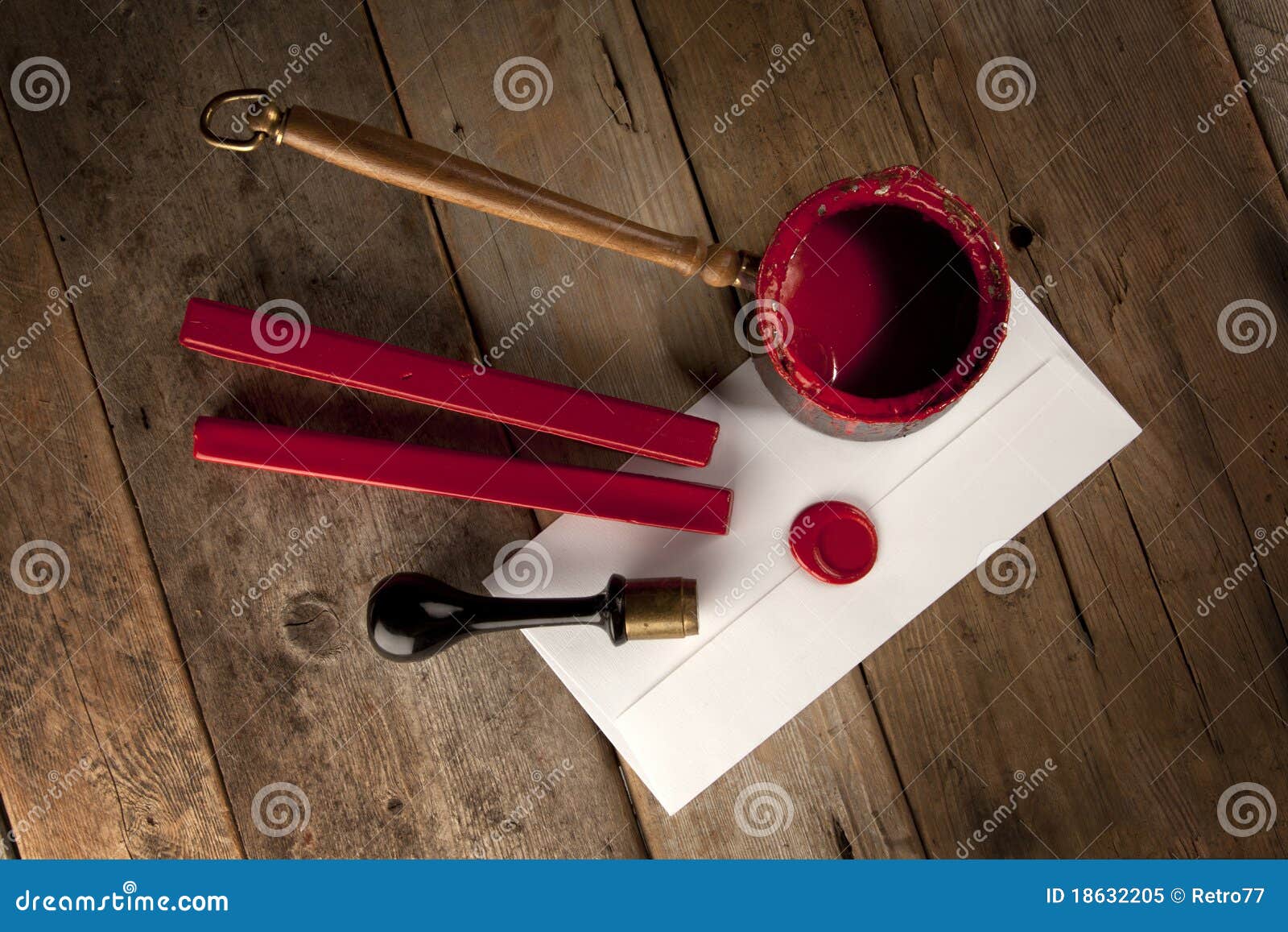 Rood Waspersoneel Met Zegel En Brief Stock Afbeelding - Image of rood ...