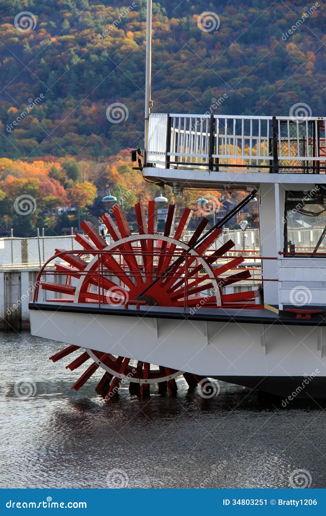 Rood Wiel Van Oude Stoomboot Stock Afbeelding - Image of excursie ...
