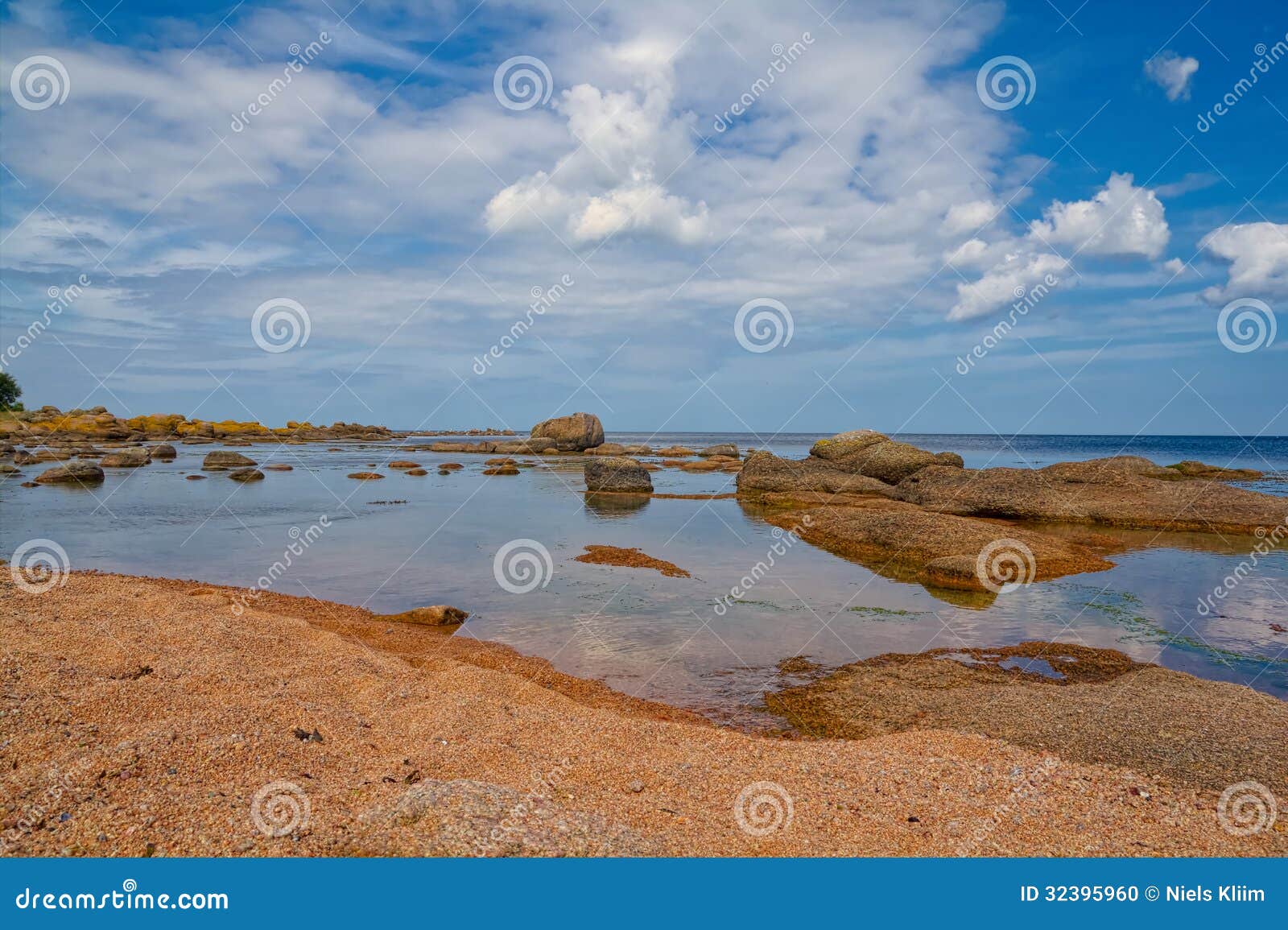 Rood Zand in Bornholms, Denemarken Stock Foto - Image of wolk, afgerond ...