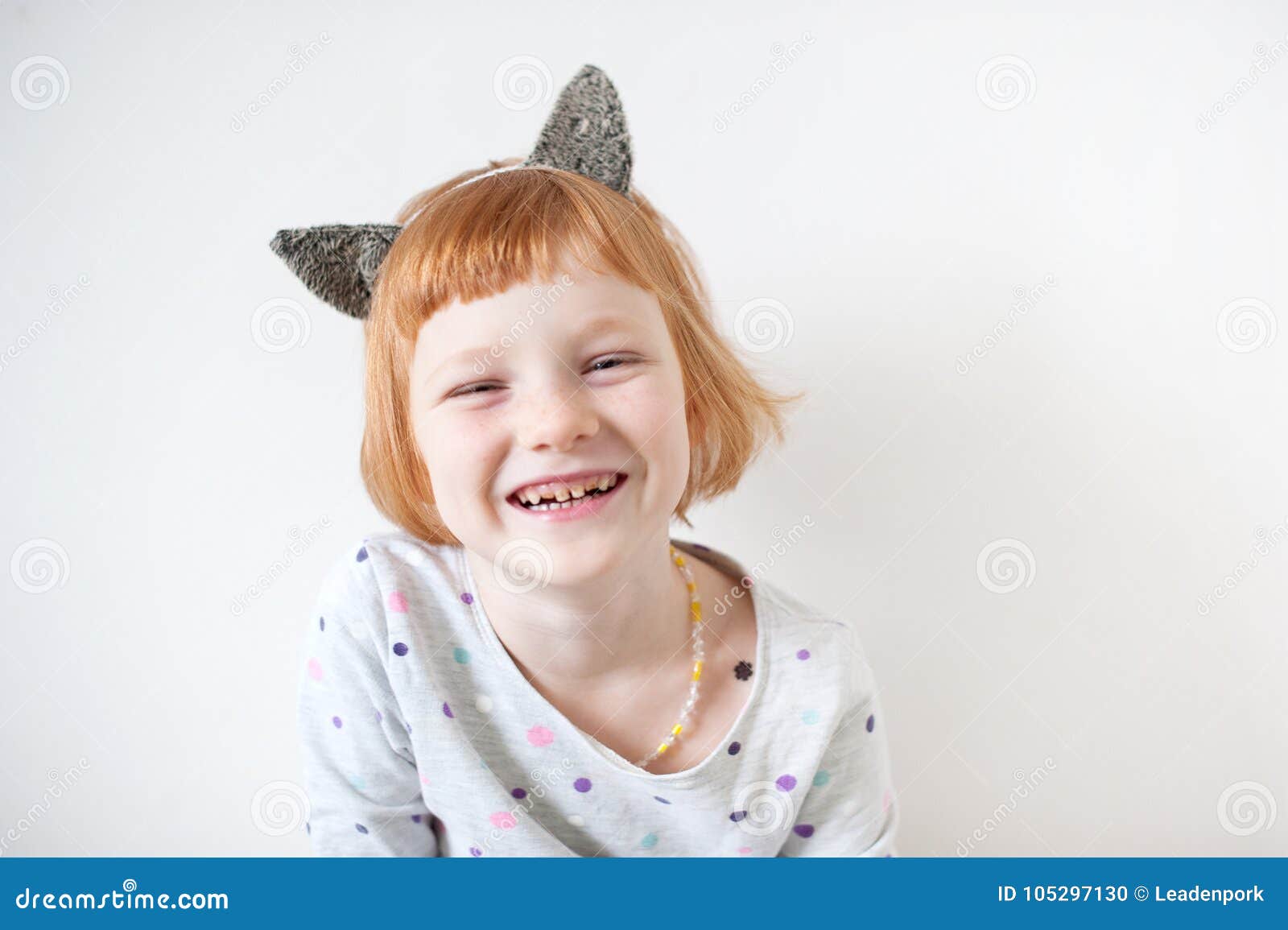 Roodharig Meisje Met Katten` S Oren Stock Foto - Image of gember ...