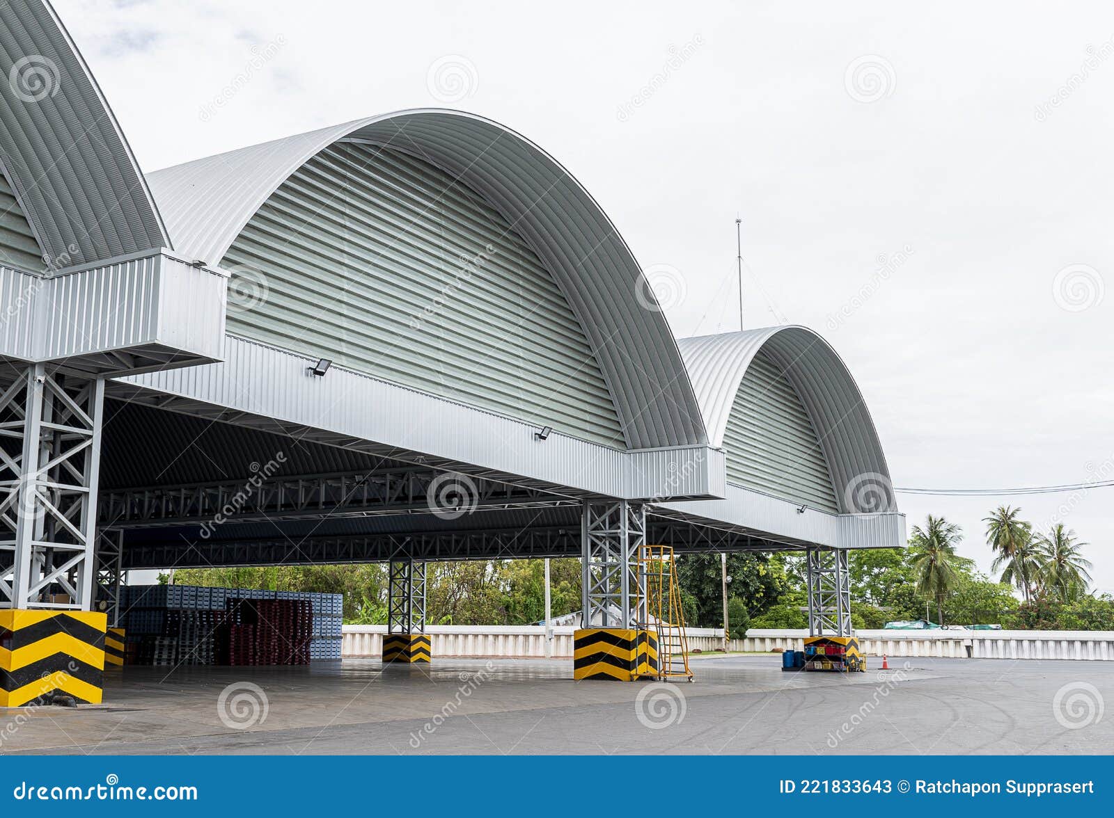 Roof and Structure Large Distribution Center Stock Image - Image of ...