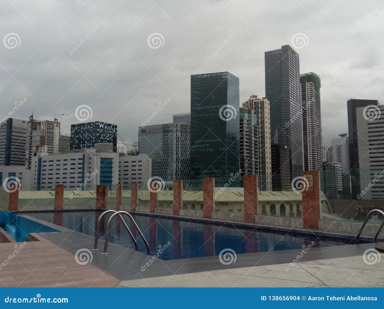 Rooftop deck pool editorial stock image. Image of rooftop - 138656904