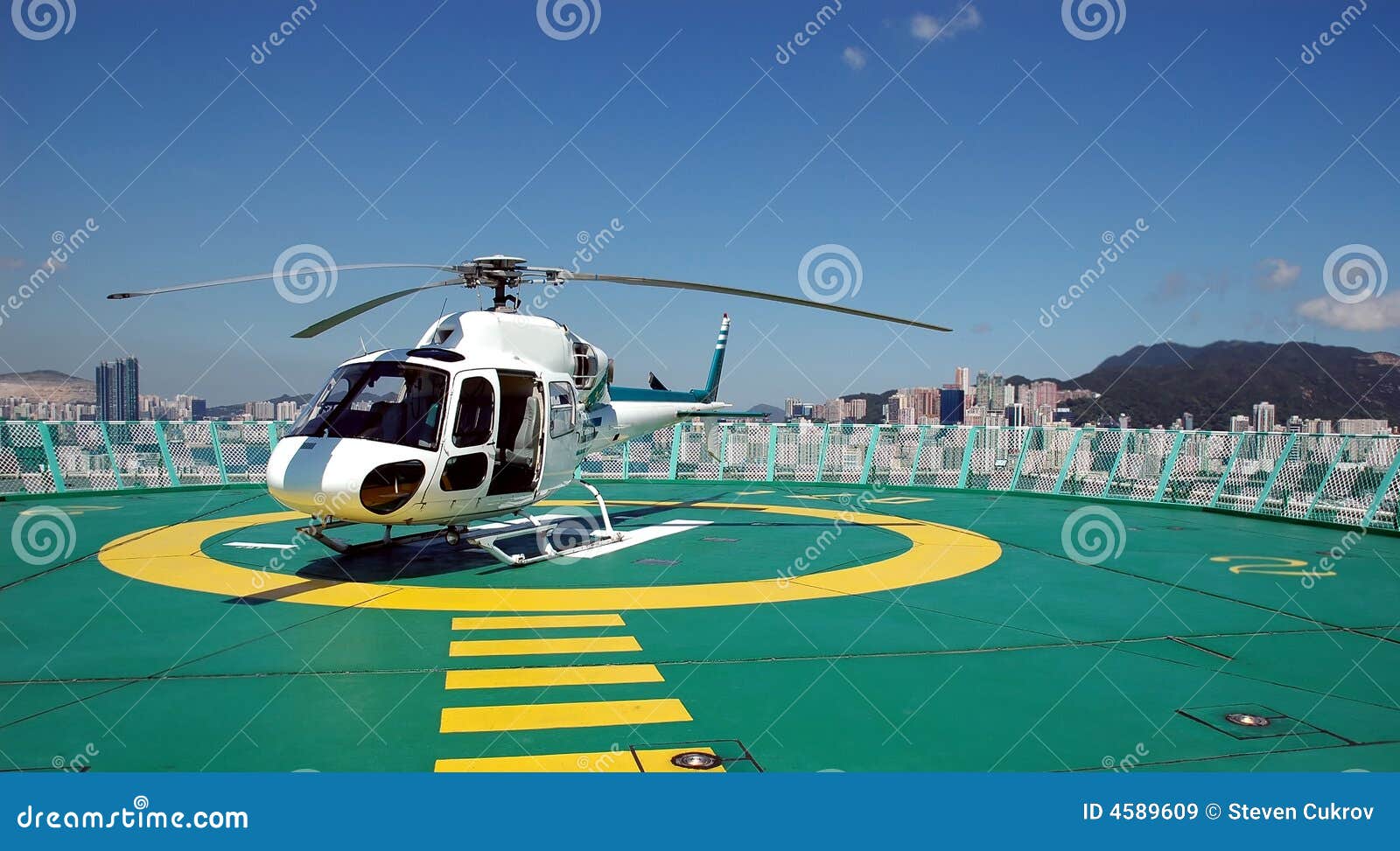 Rooftop Heli-Pad Royalty Free Stock Images - Image: 4589609