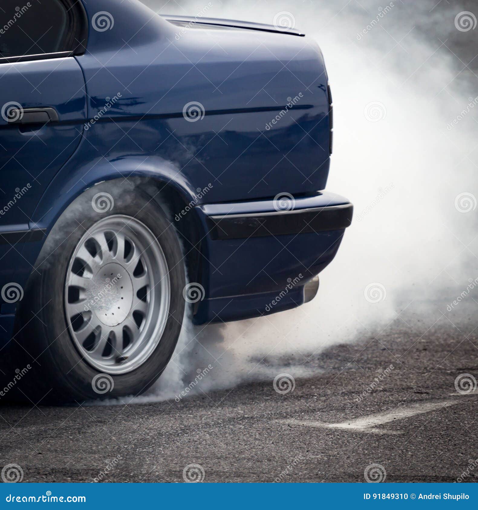 Rook Van Onder De Wielen Van De Auto Stock Foto - Image of rand, stijl ...