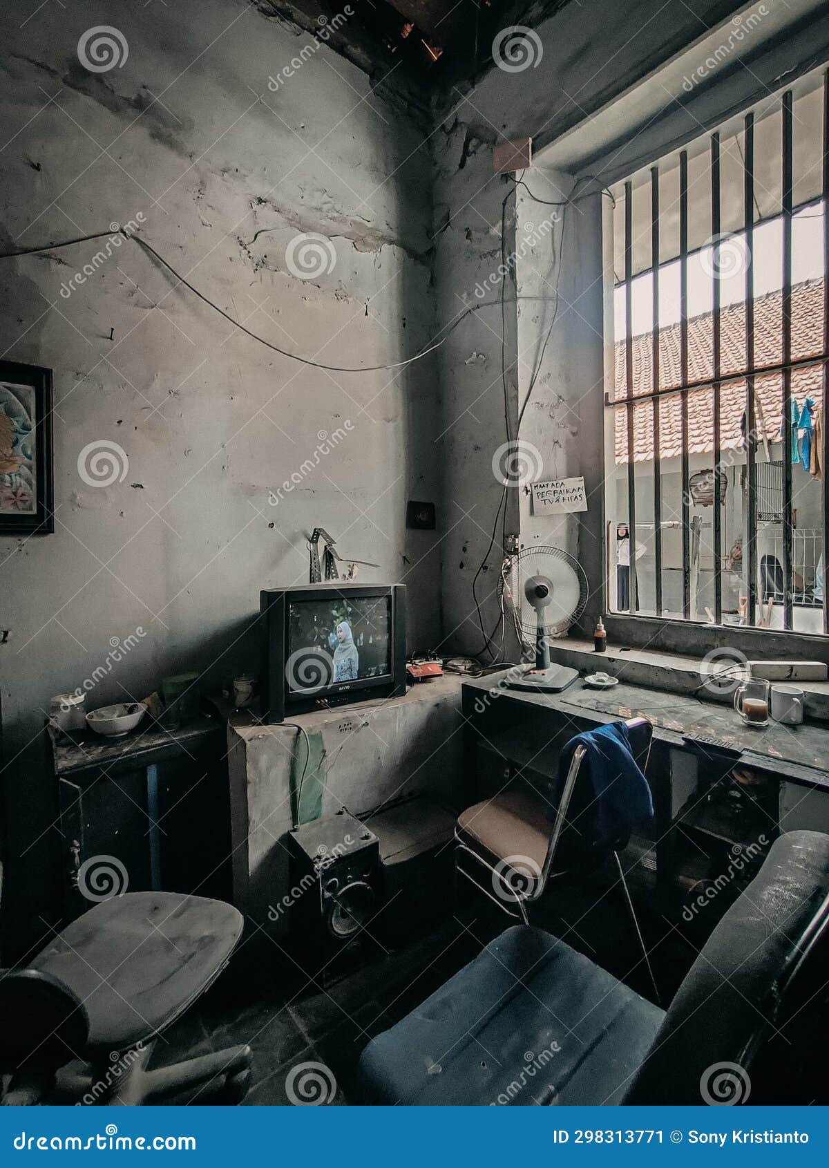 A Room that Looked Messy with the Television Still on. Foto editorial ...