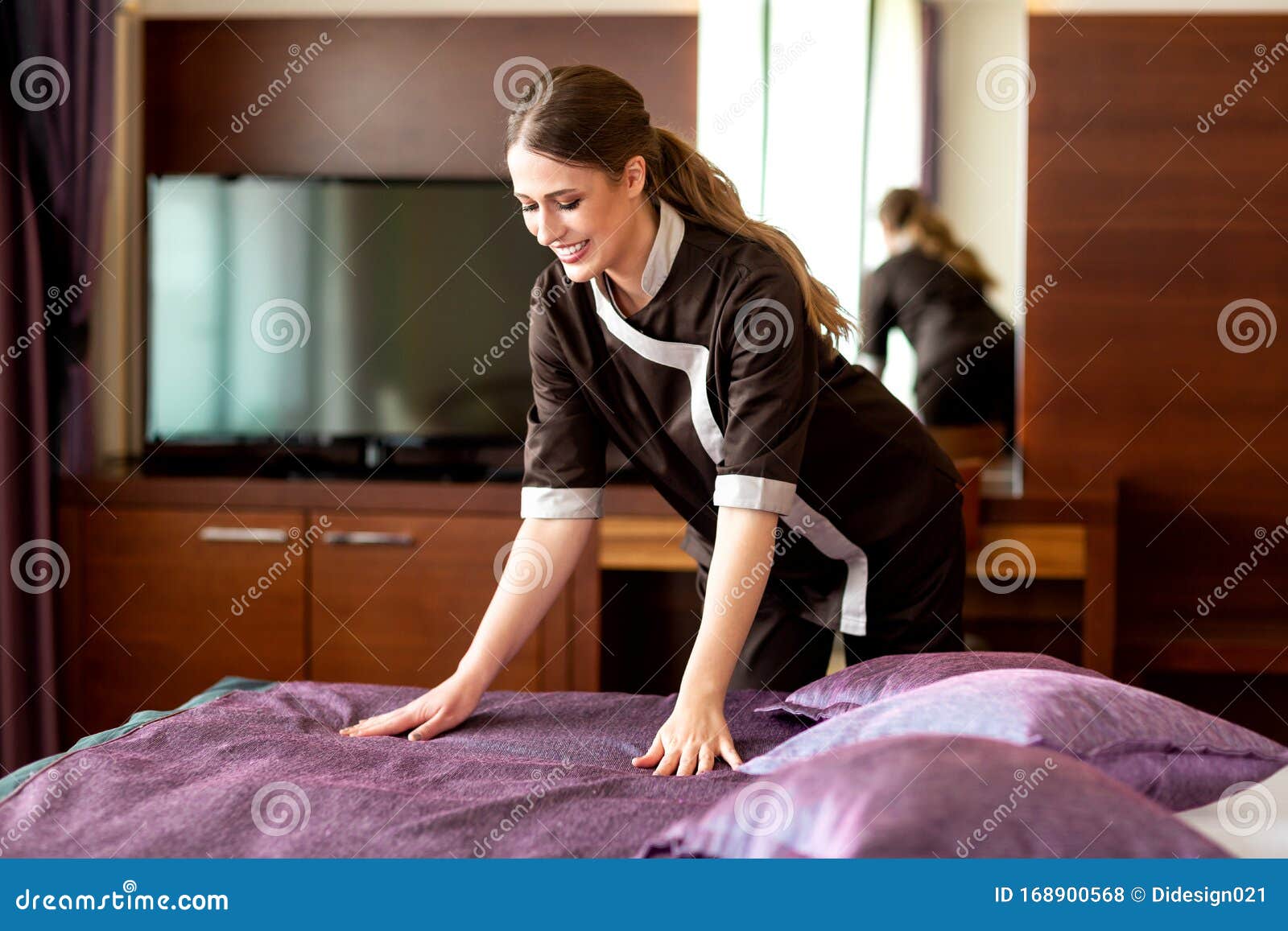 Room Service Maid Making Bed Stock Photo - Image of clean, bedding ...