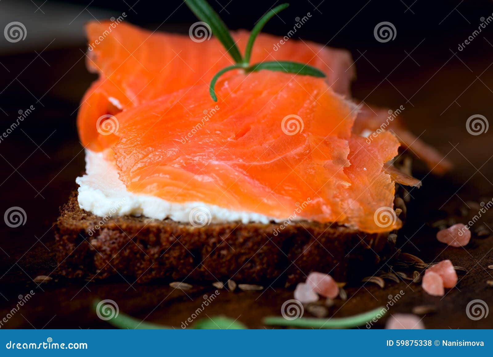 Roomkaas Gerookt Zalm En Brood Stock Foto - Image of kaas, zeevruchten ...