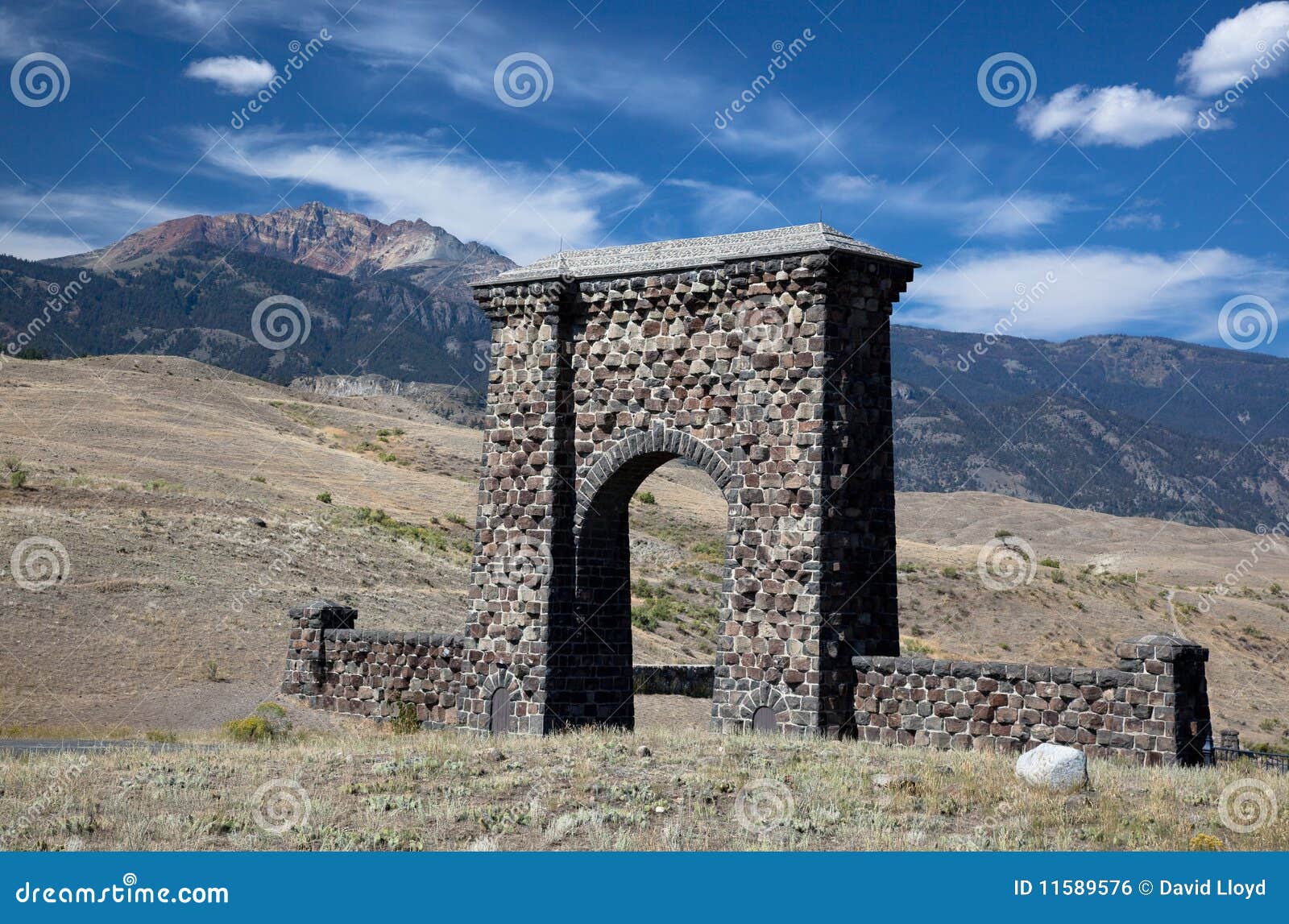 Roosevelt Arch, Yellowstone Stock Photo - Image of montana, entrance ...