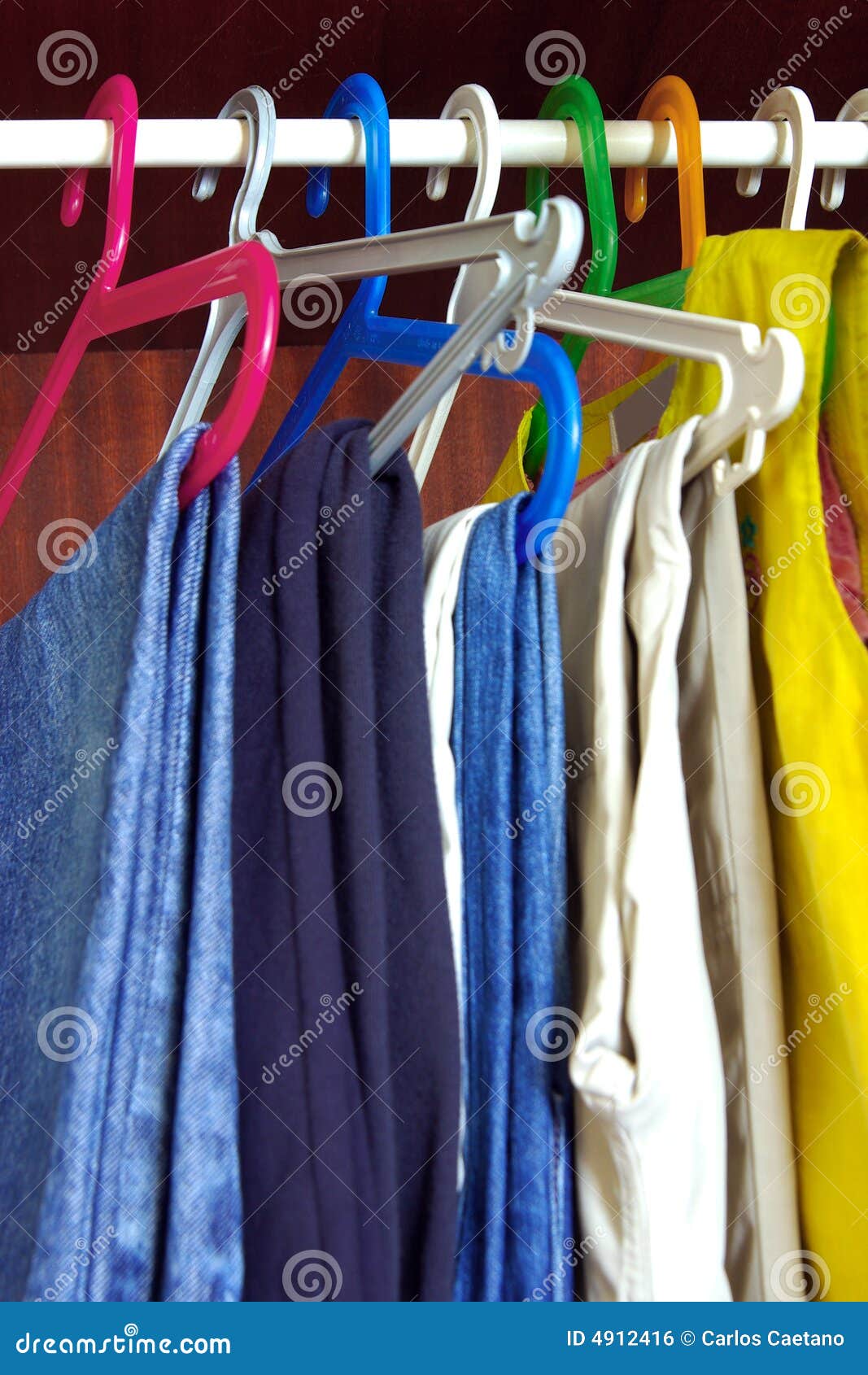 Ropa colgada foto de archivo. Imagen de diversidad, jersey - 4912416