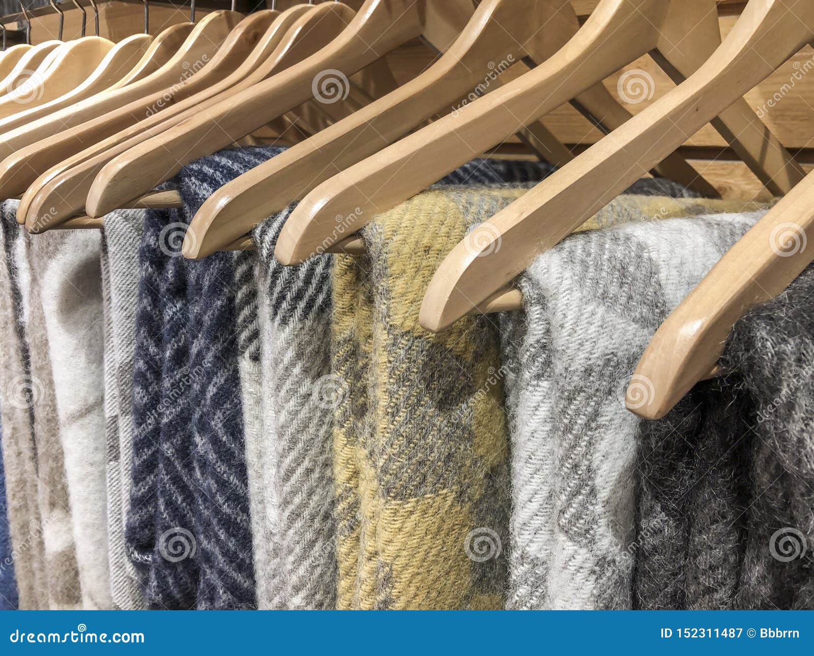 Ropa colgada en una tienda imagen de archivo. Imagen de objeto - 152311487