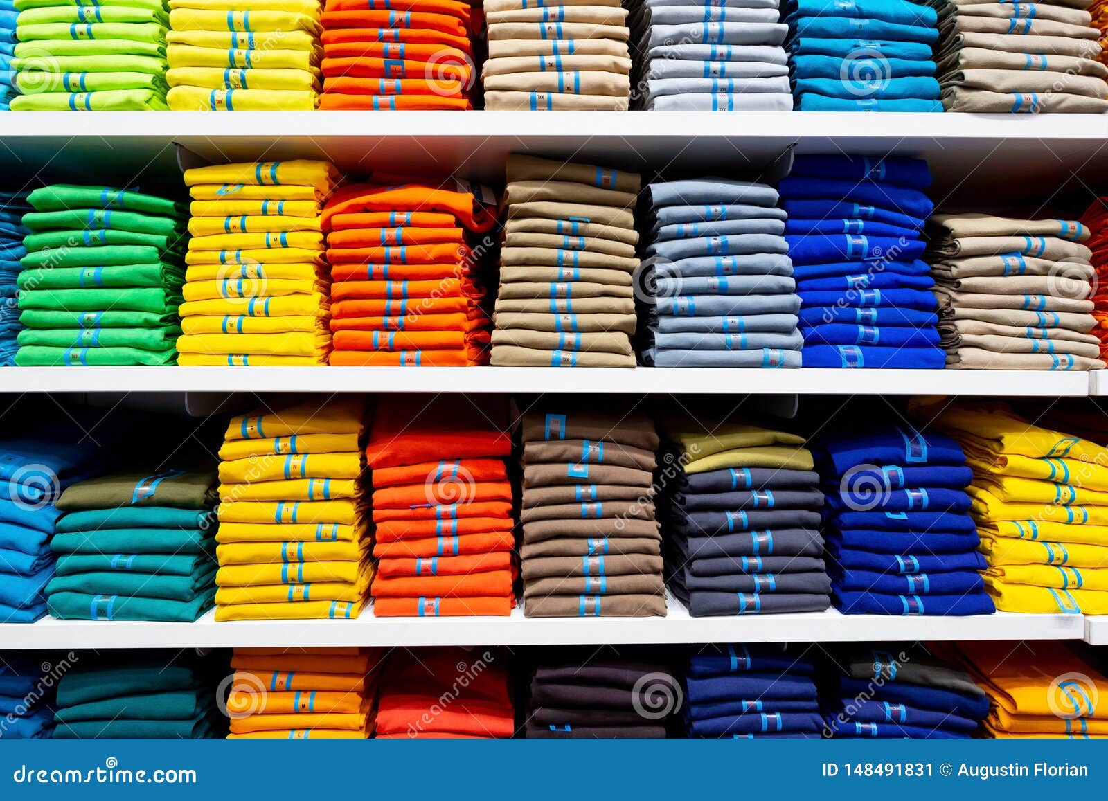 Ropa Colorida Cuidadosamente En Estantes Imagen de archivo - Imagen de ...