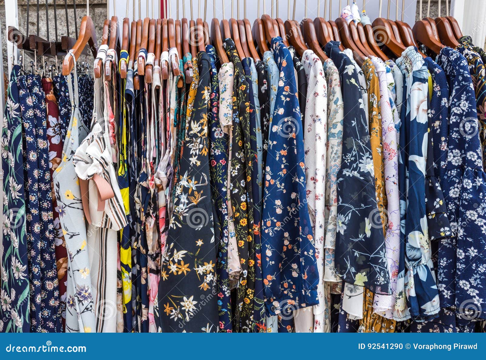 Ropa Colorida Del ` S De Las Mujeres Foto de archivo - Imagen de ...