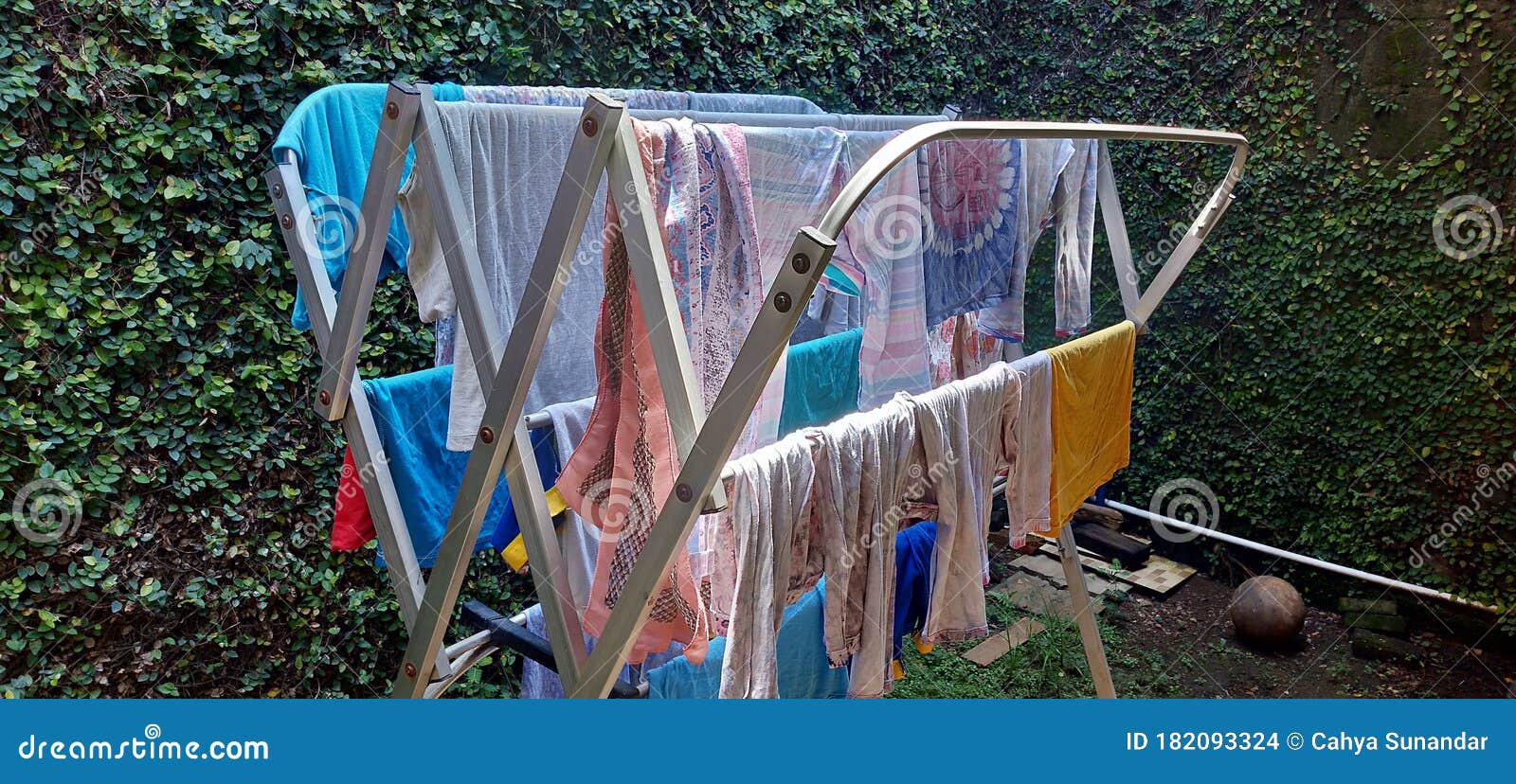 Ropa De Secado Formas Tradicionales Foto de archivo - Imagen de seco ...