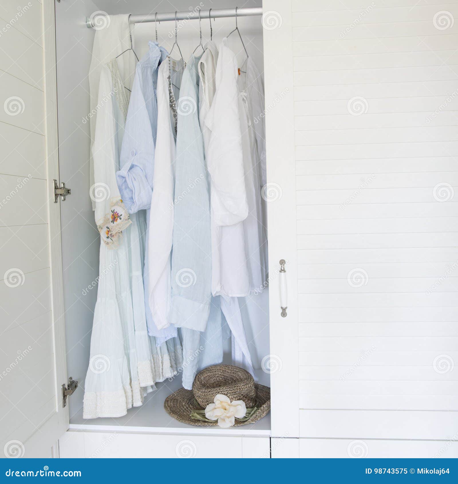 Ropa Del Verano En Un Guardarropa Imagen de archivo - Imagen de ...