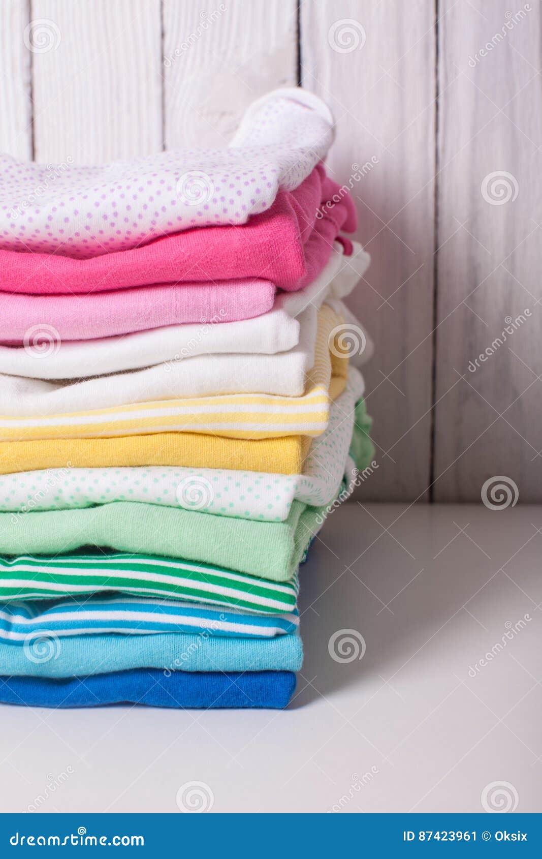 Ropa doblada del bebé imagen de archivo. Imagen de suave - 87423961