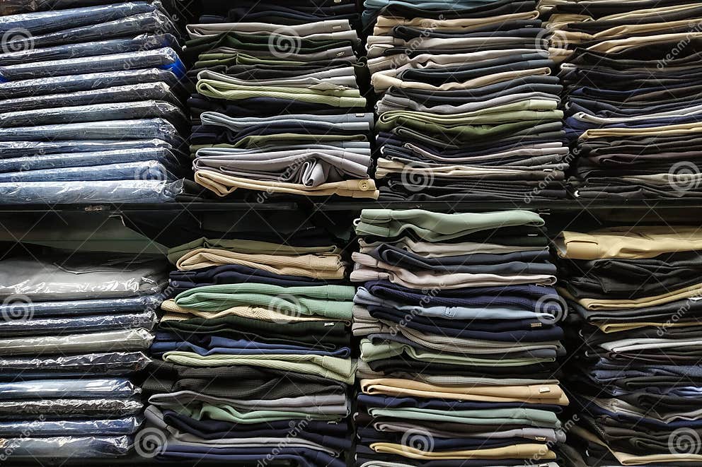 Ropa Doblada En Rack En Tienda De Ropa Imagen de archivo - Imagen de ...