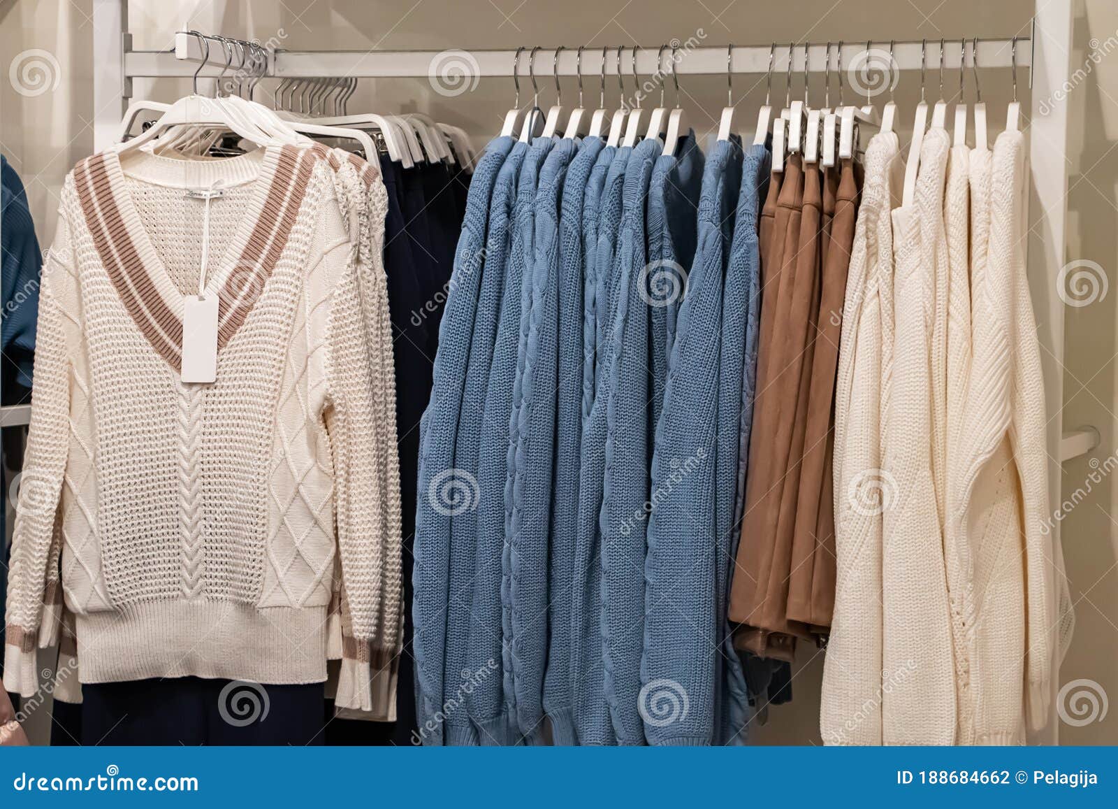 Ropa Elegante En Perchas En Una Tienda Foto de archivo - Imagen de ...