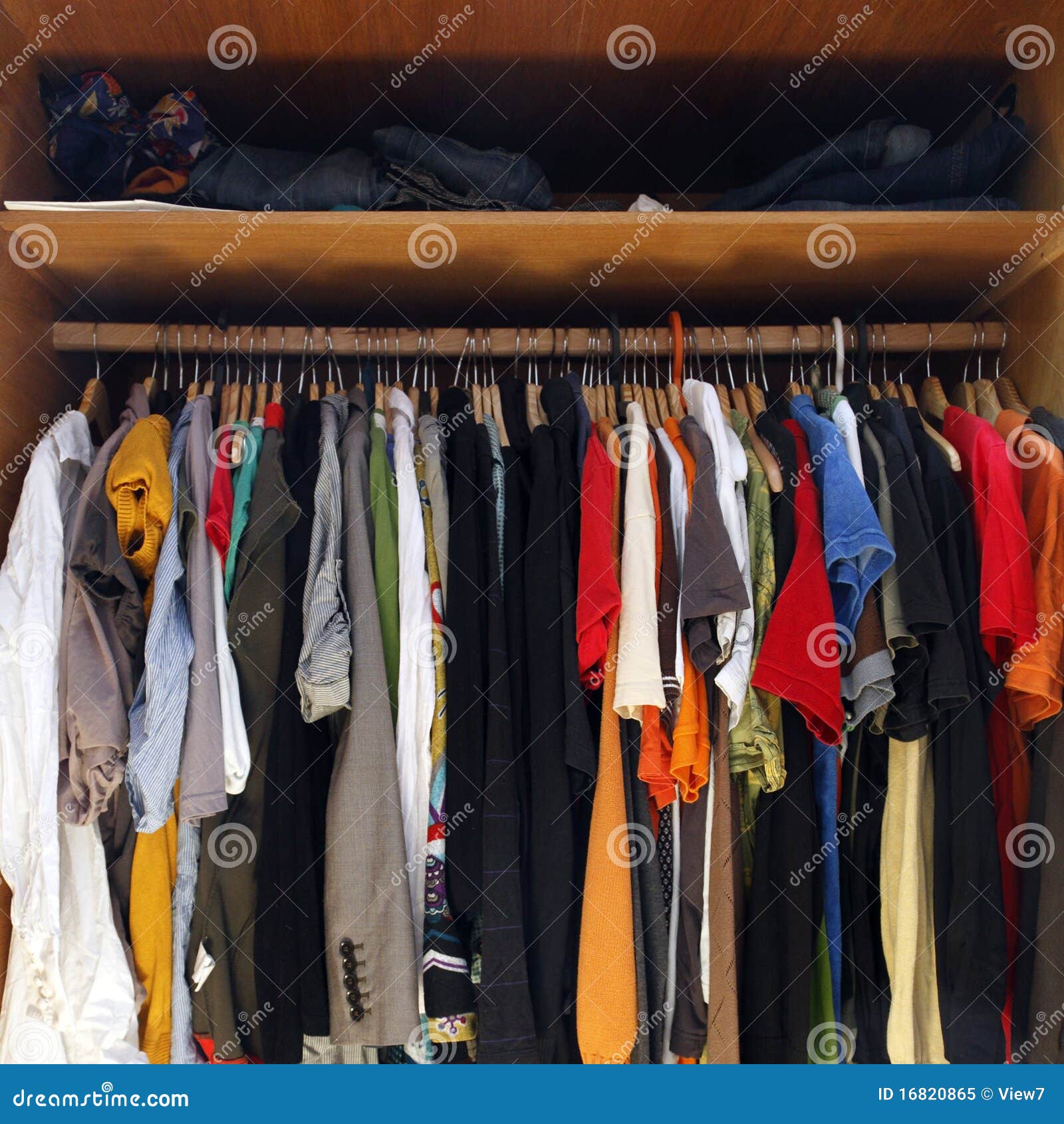 Ropa en guardarropa lleno imagen de archivo. Imagen de colgante - 16820865