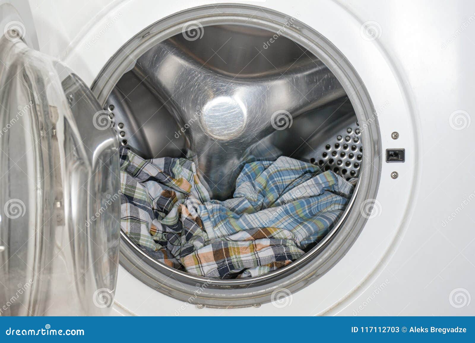 Ropa en la lavadora imagen de archivo. Imagen de textil - 117112703