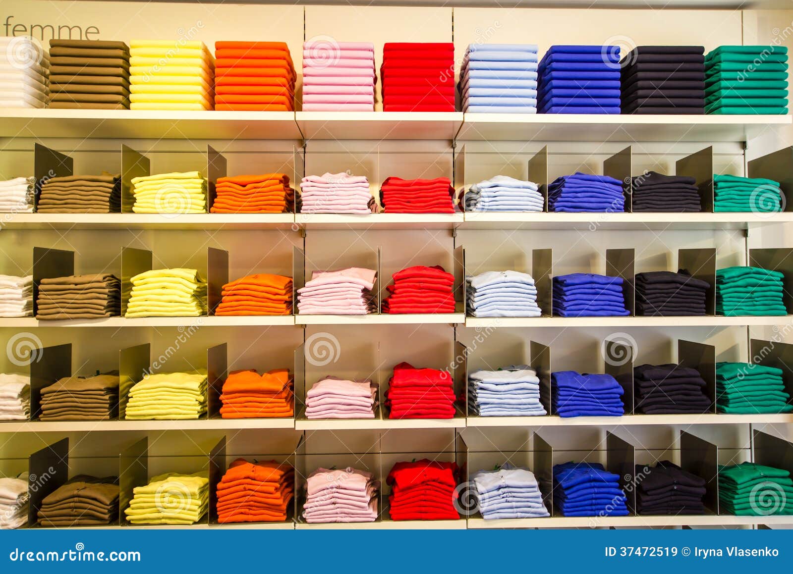 Ropa En Los Grandes Almacenes Imagen de archivo - Imagen de gente, rojo ...