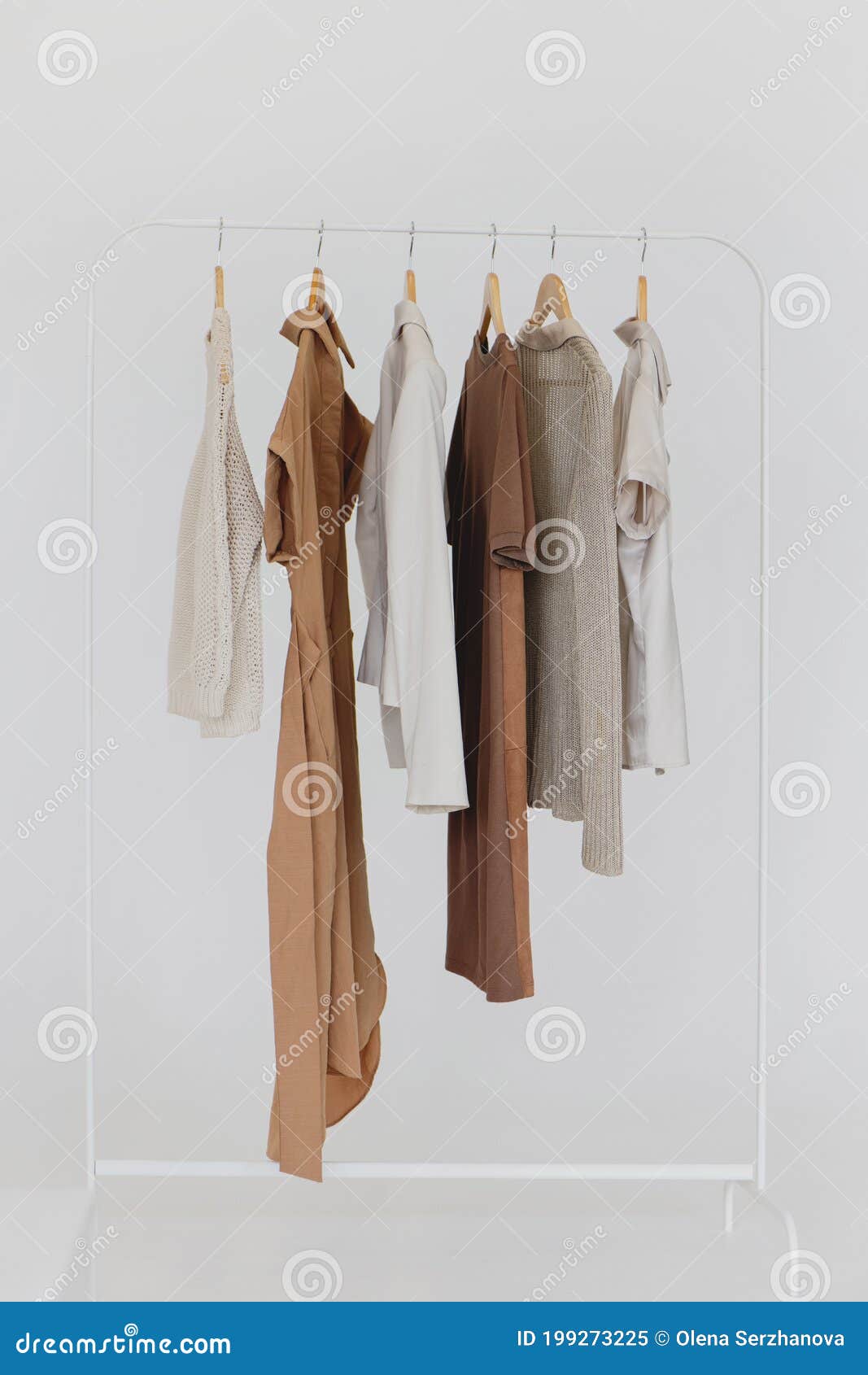 Ropa En Rack Aislada En Blanco. Imagen de archivo - Imagen de hembra ...