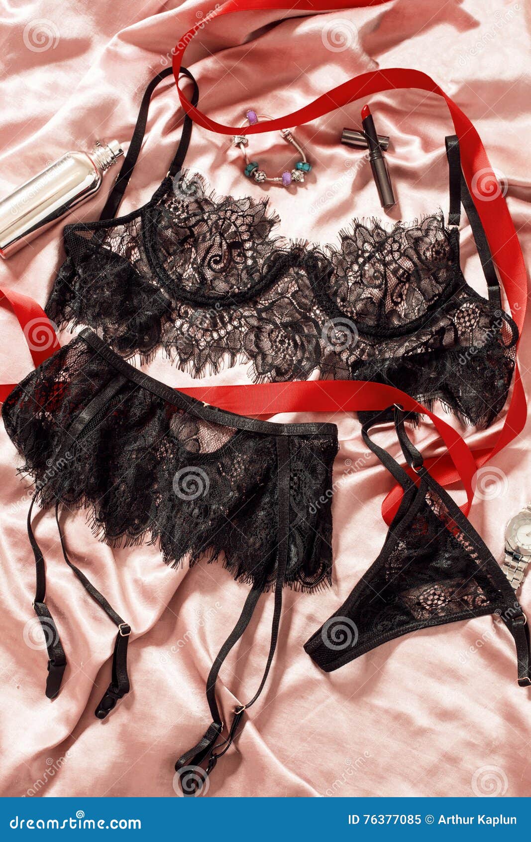 Ropa Interior De Encaje En La Cama Imagen de archivo - Imagen de cama ...