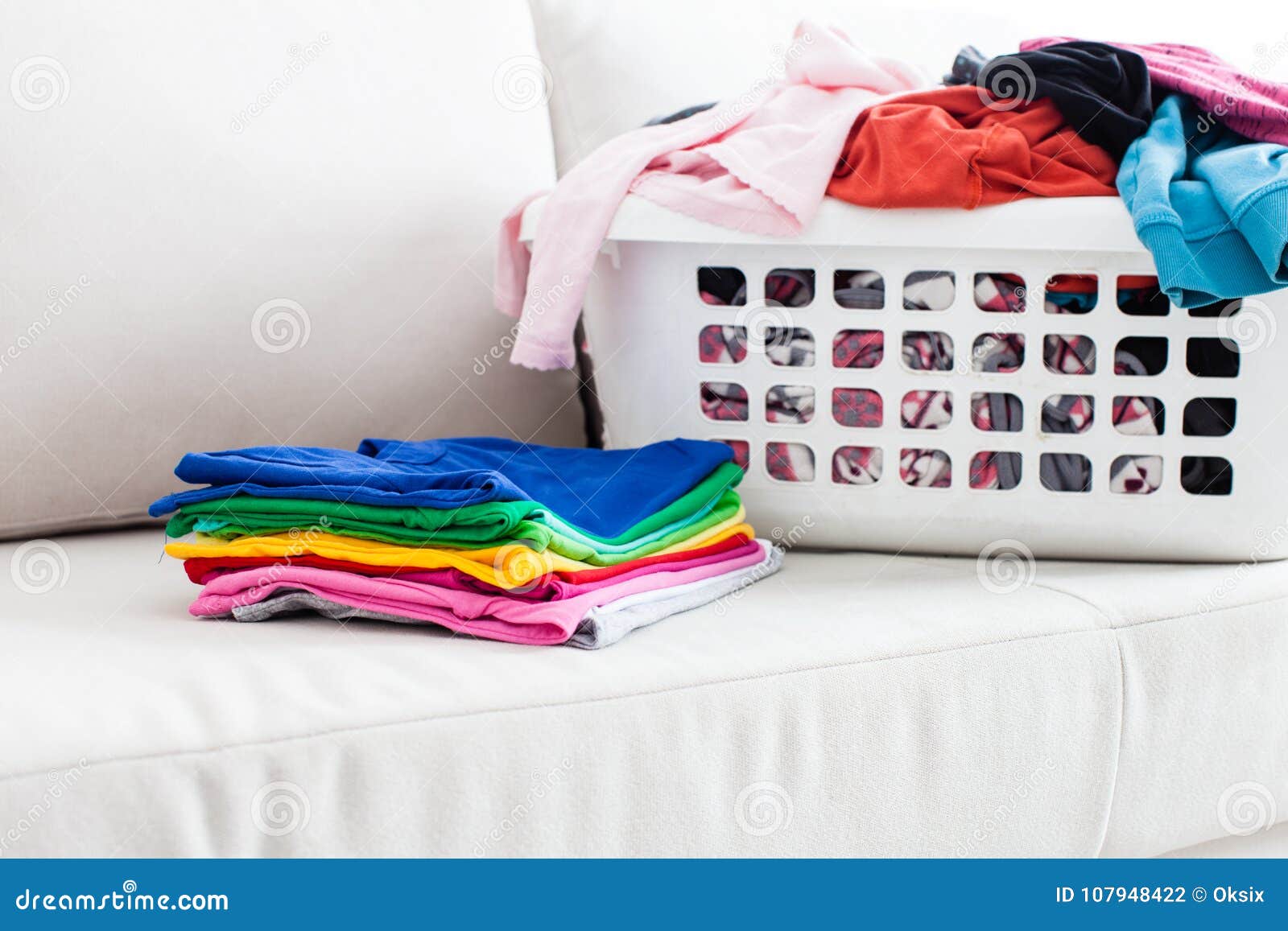 Ropa limpia colorida foto de archivo. Imagen de ocasional - 107948422