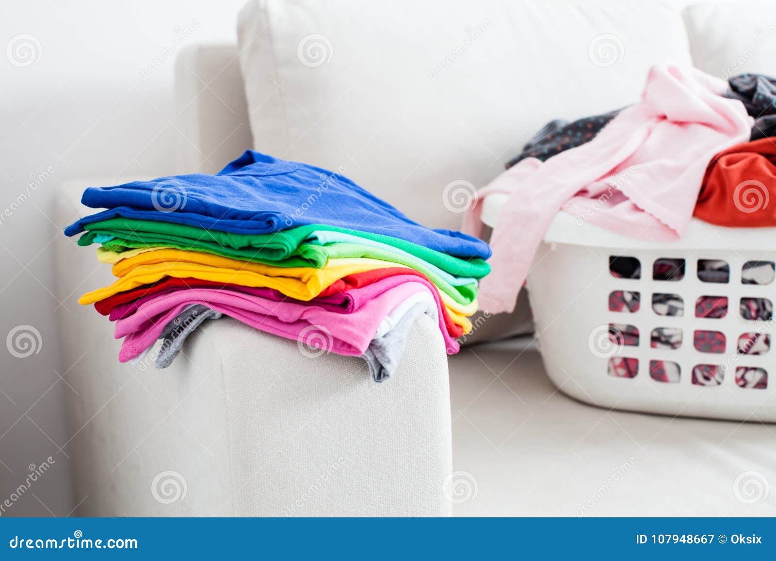 Ropa limpia colorida imagen de archivo. Imagen de higiene - 107948667