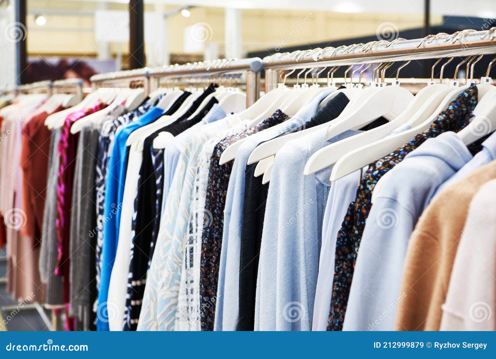 Ropa Para Mujer En Nuestra Tienda Imagen de archivo - Imagen de estilo ...