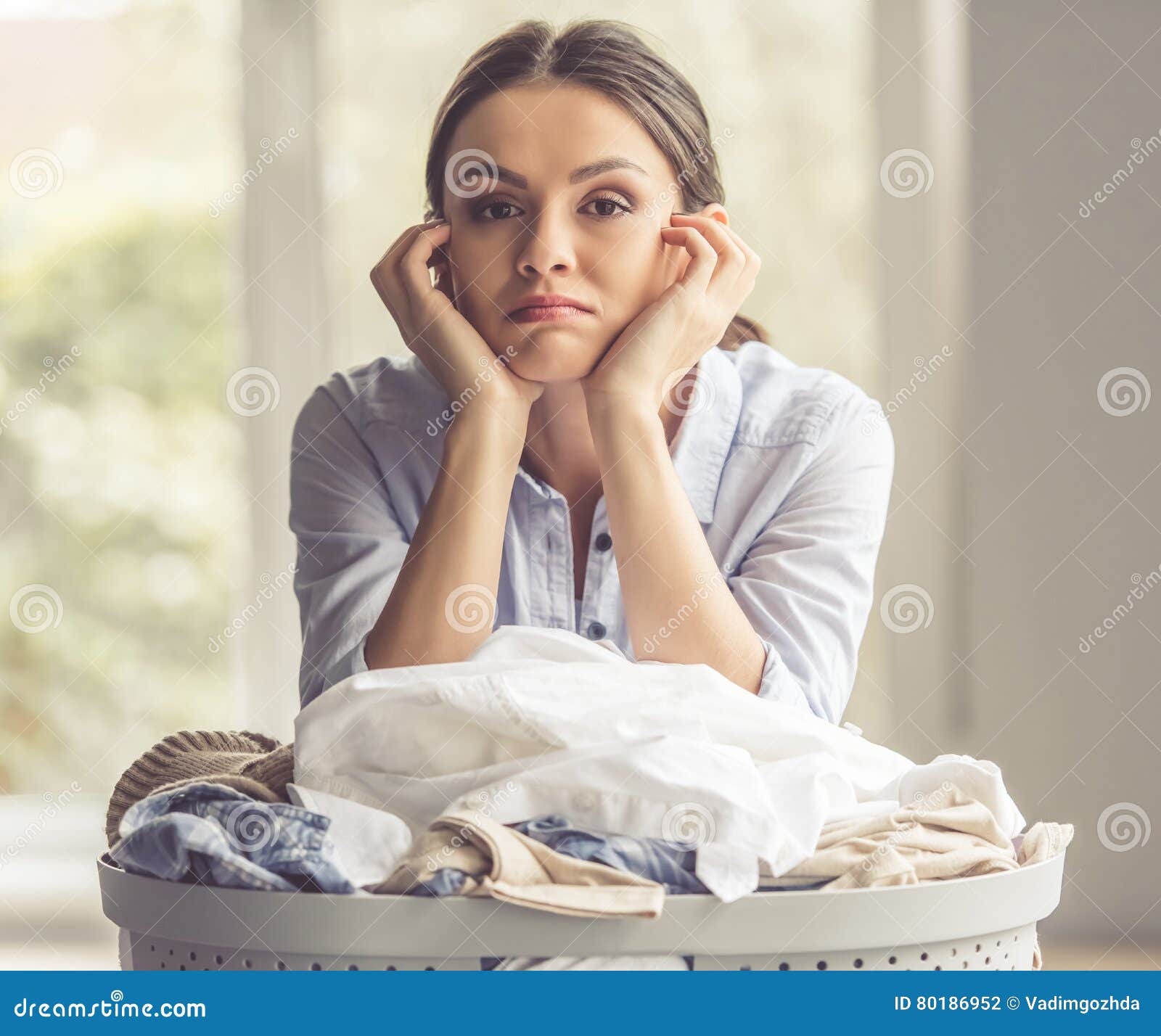 Ropa Que Se Lava De La Mujer Foto de archivo - Imagen de manos ...