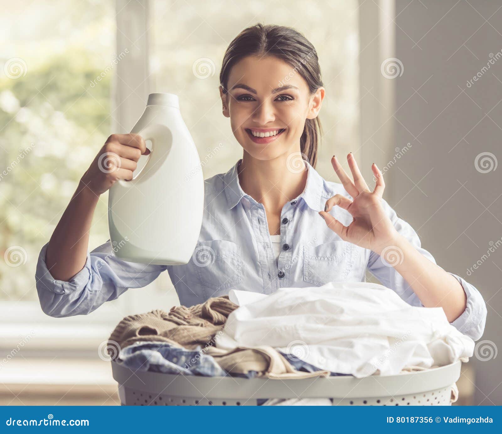 Ropa Que Se Lava De La Mujer Foto de archivo - Imagen de detergente ...