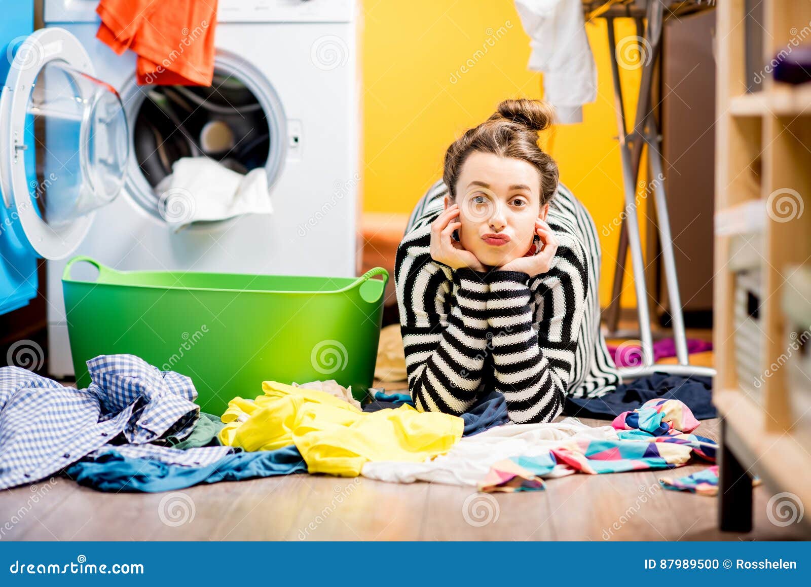 Ropa Que Se Lava De La Mujer En Casa Foto de archivo - Imagen de sitio ...