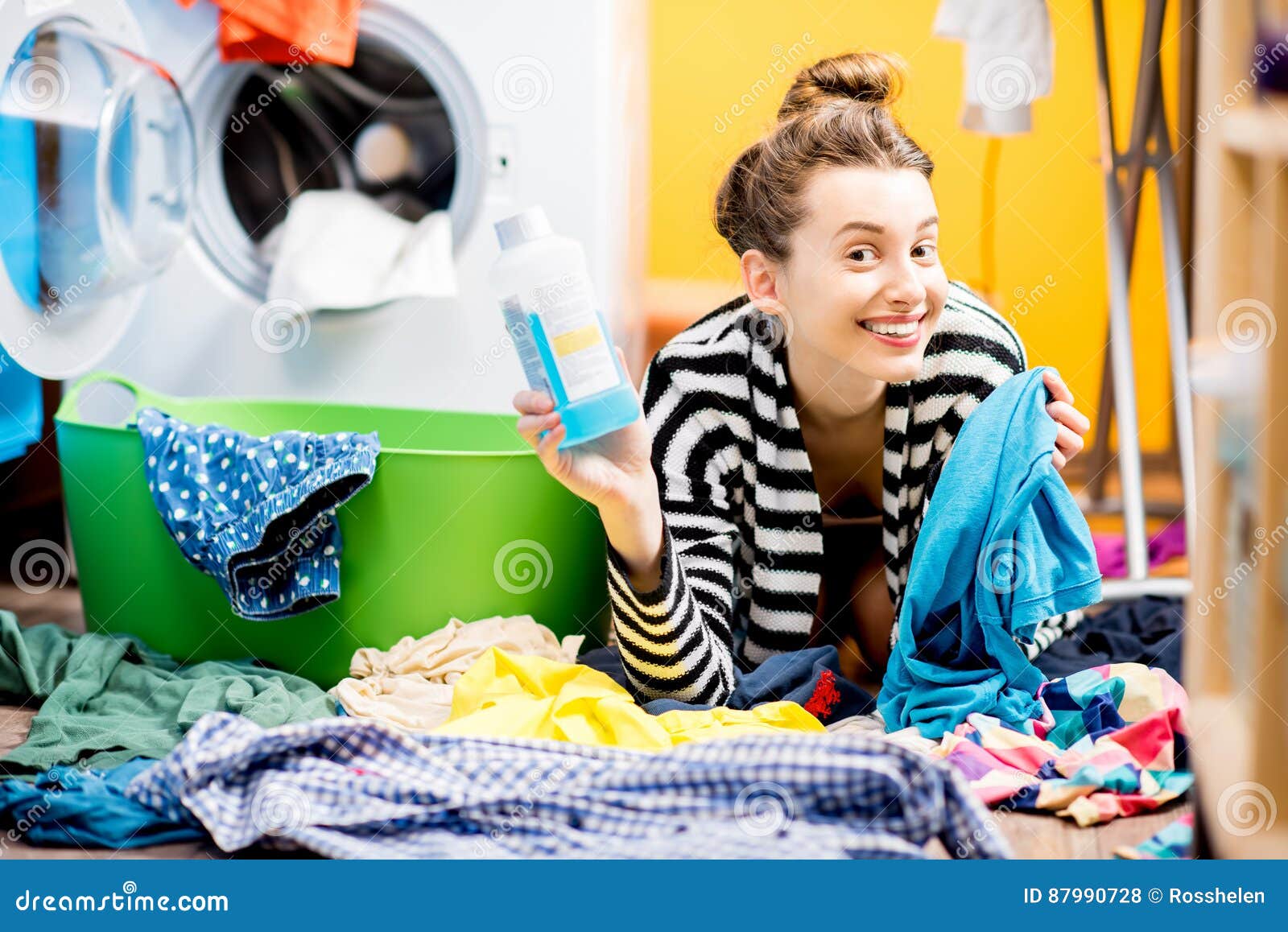 Ropa Que Se Lava De La Mujer En Casa Foto de archivo - Imagen de ...