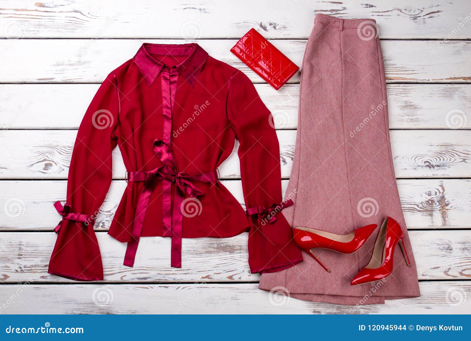 Ropa Roja De Las Mujeres Fijada Foto de archivo - Imagen de traje, tela ...