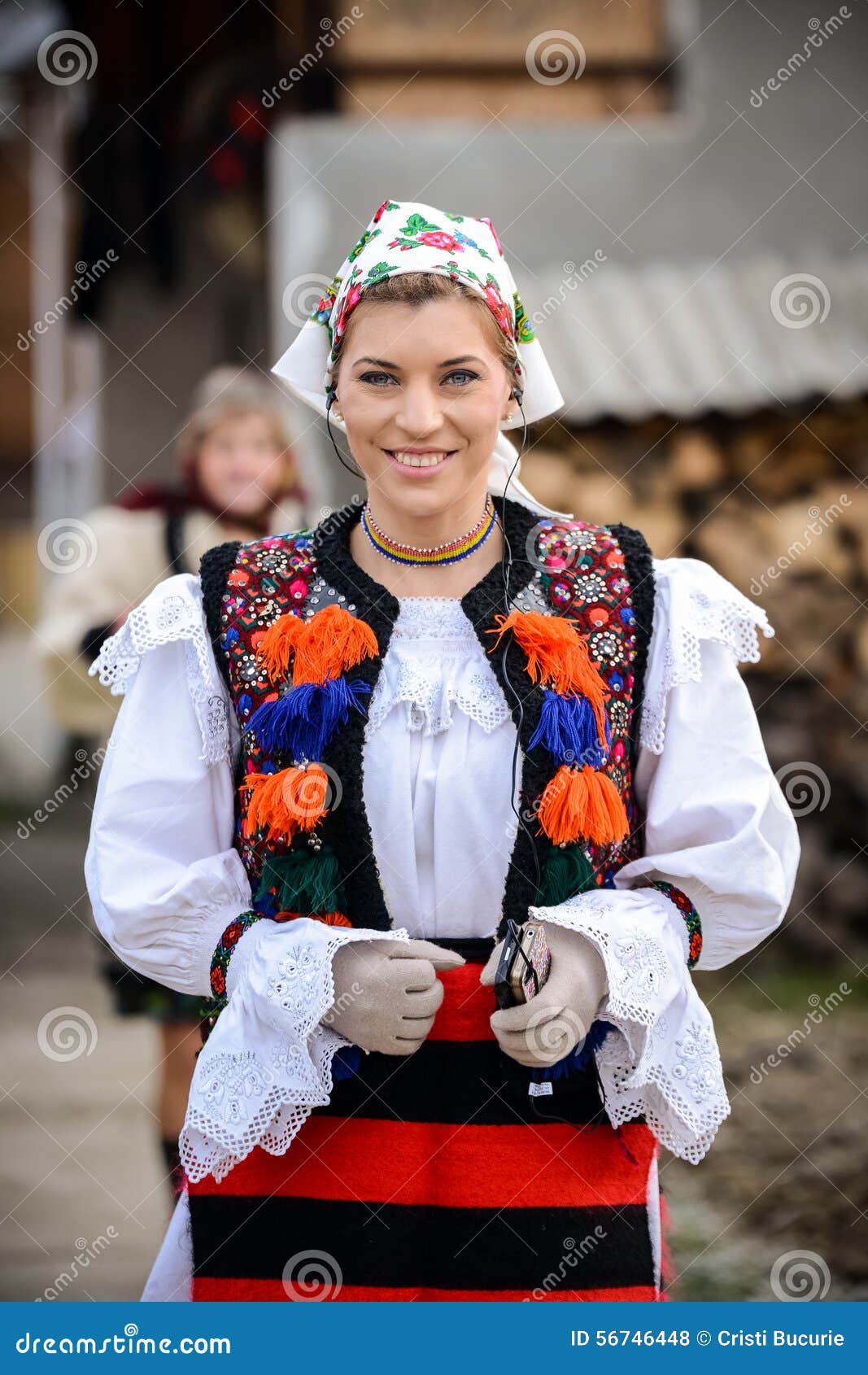 Ropa rumana tradicional foto de archivo. Imagen de feliz - 56746448