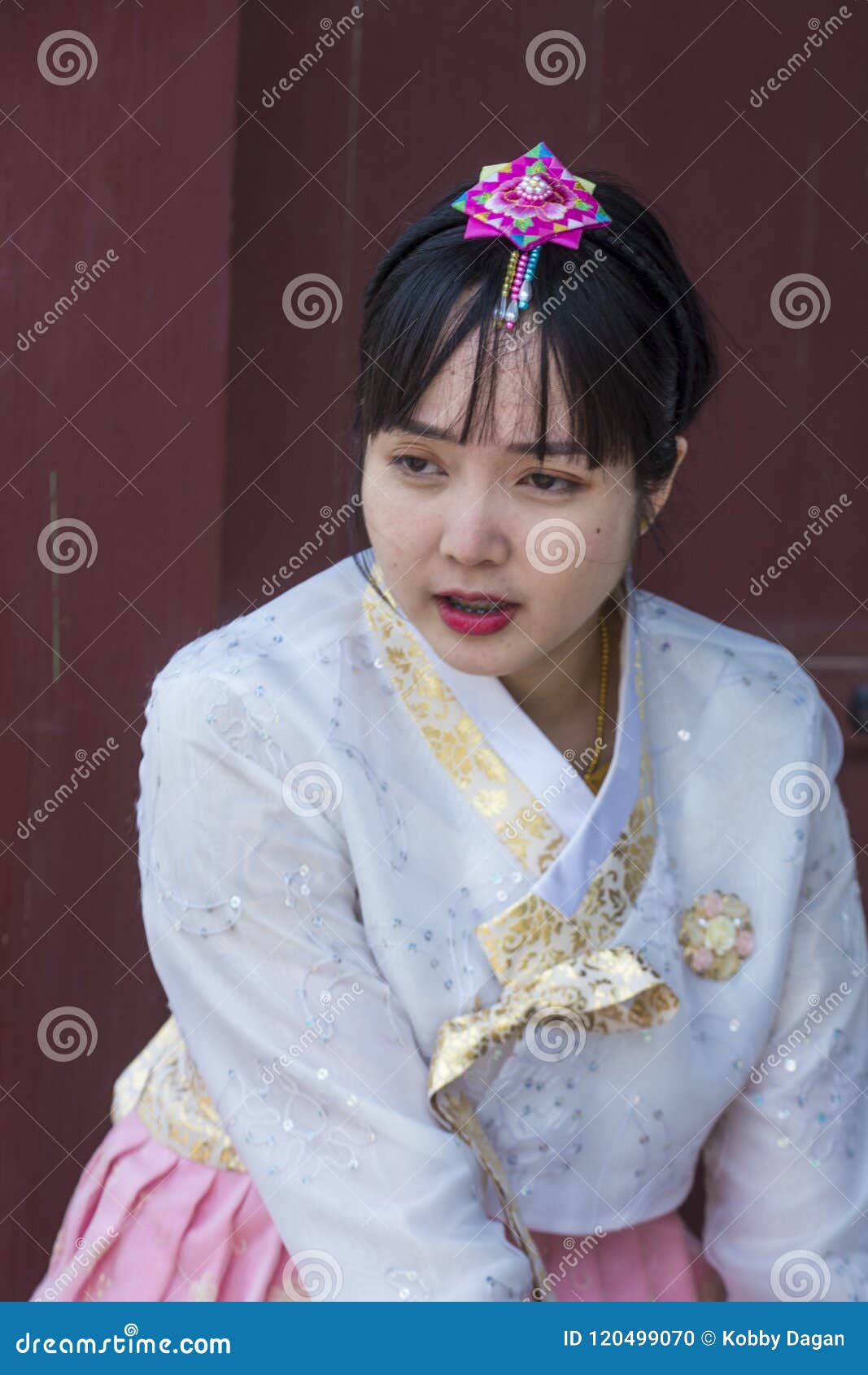Ropa Tradicional Coreana De Hanbok Imagen editorial - Imagen de ...