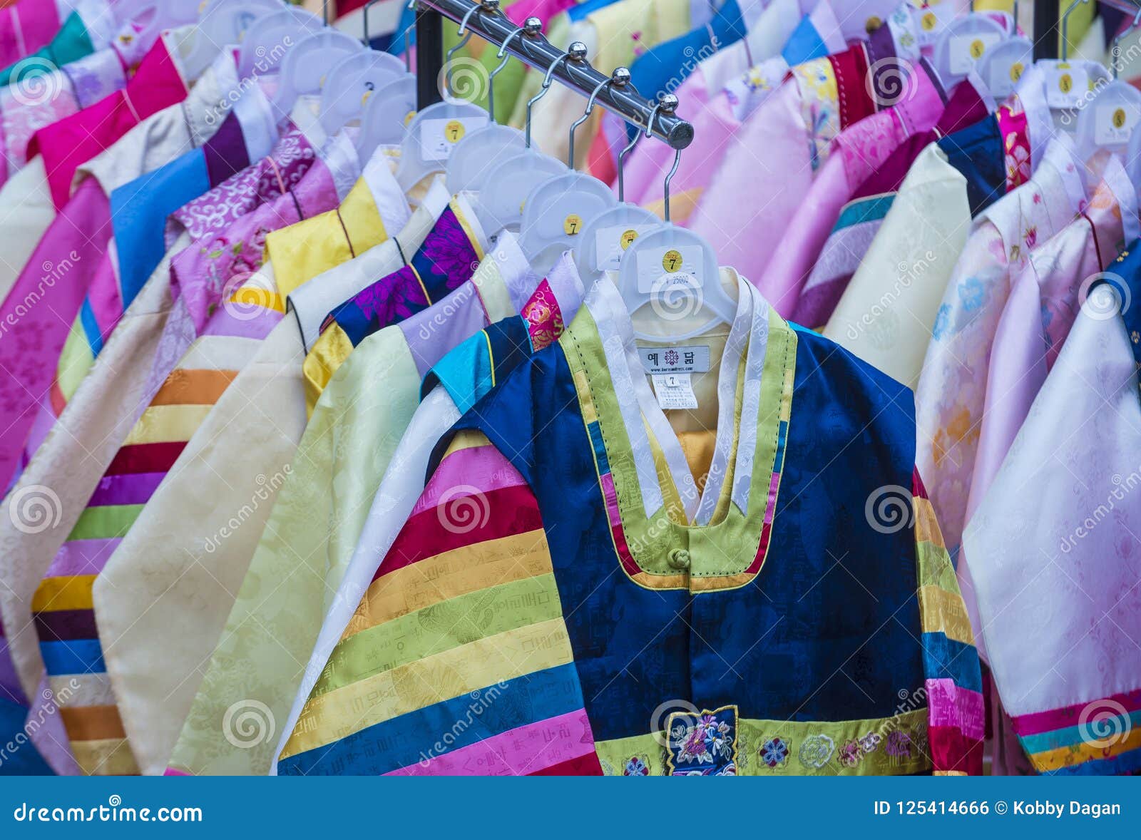 Ropa Tradicional Coreana De Hanbok Foto editorial - Imagen de ropa ...