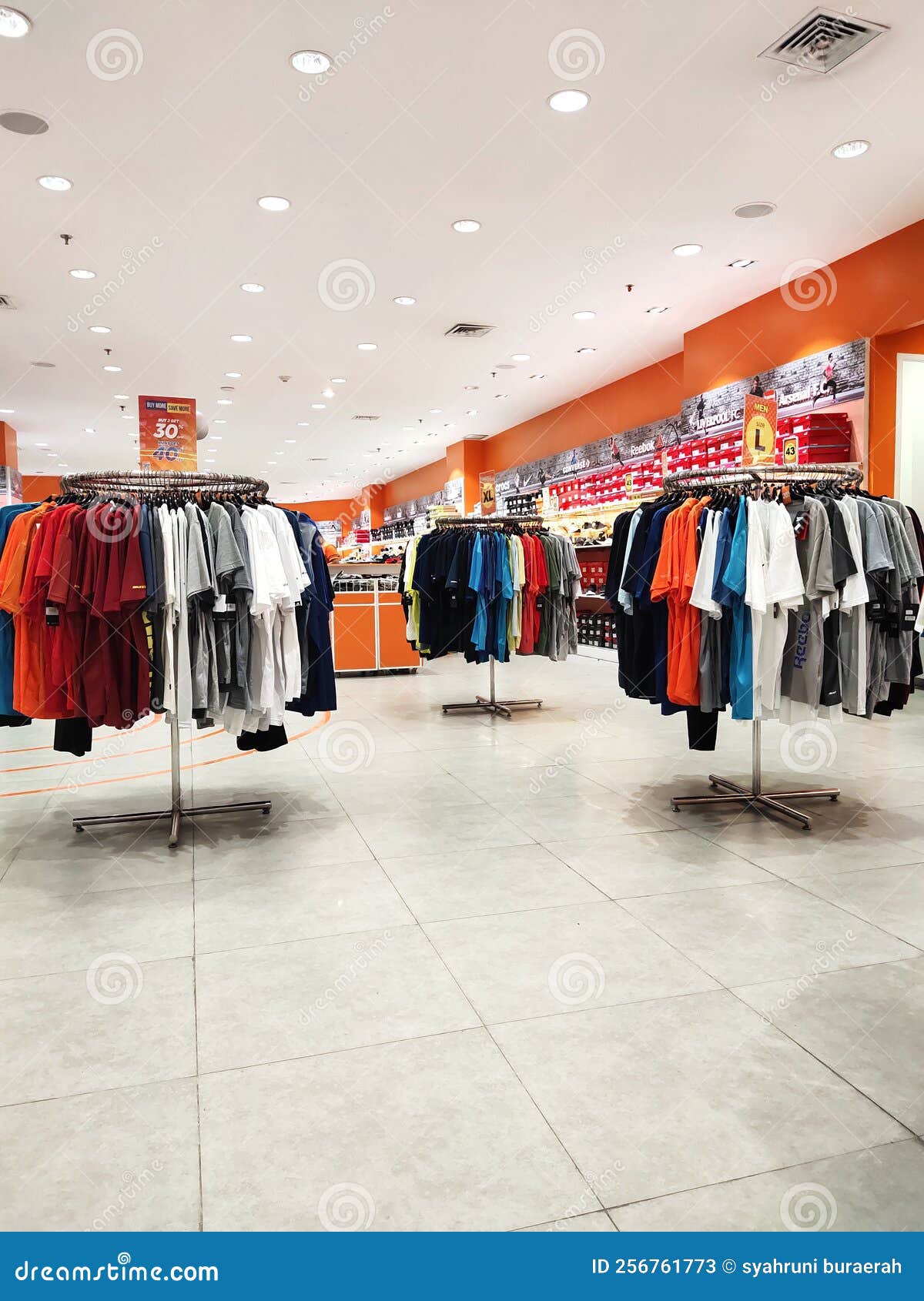 Ropa Vendida En La Tienda Departamental Foto de archivo editorial ...