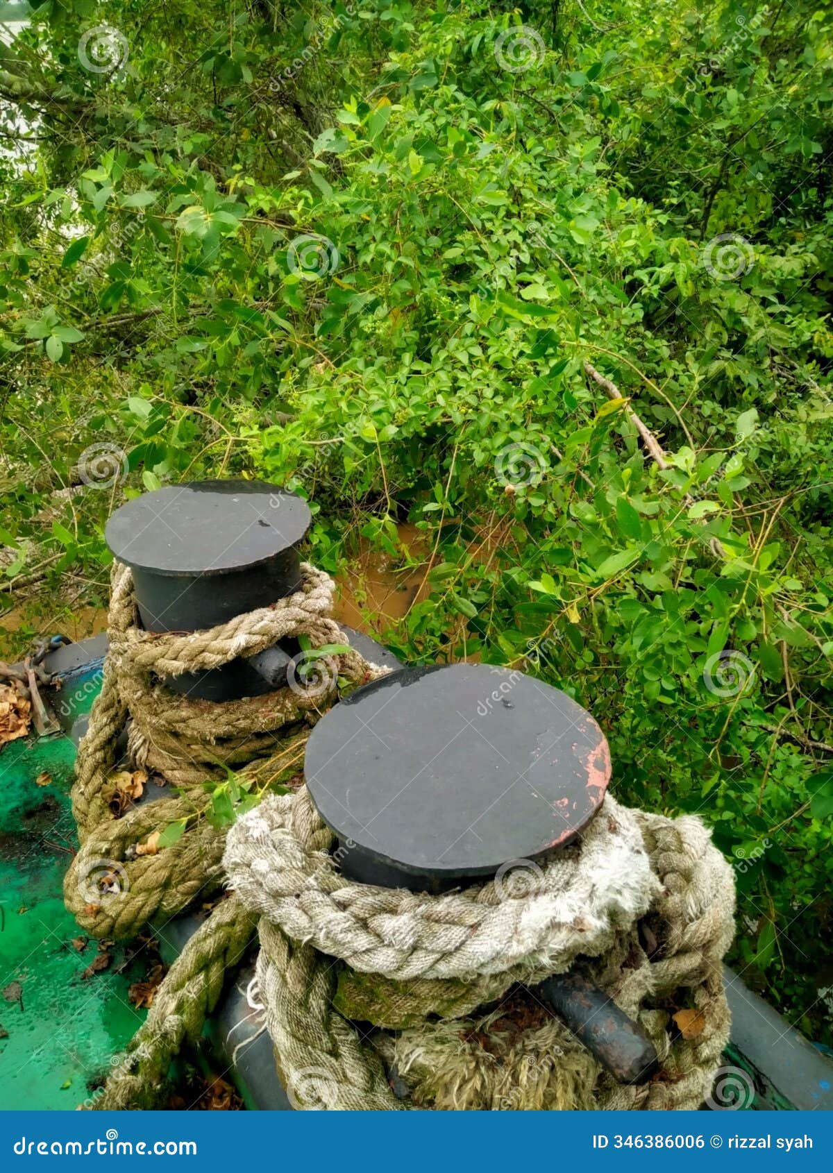Rope Tied To a Ship& X27;s Bollard Stock Photo - Image of knot, marina ...
