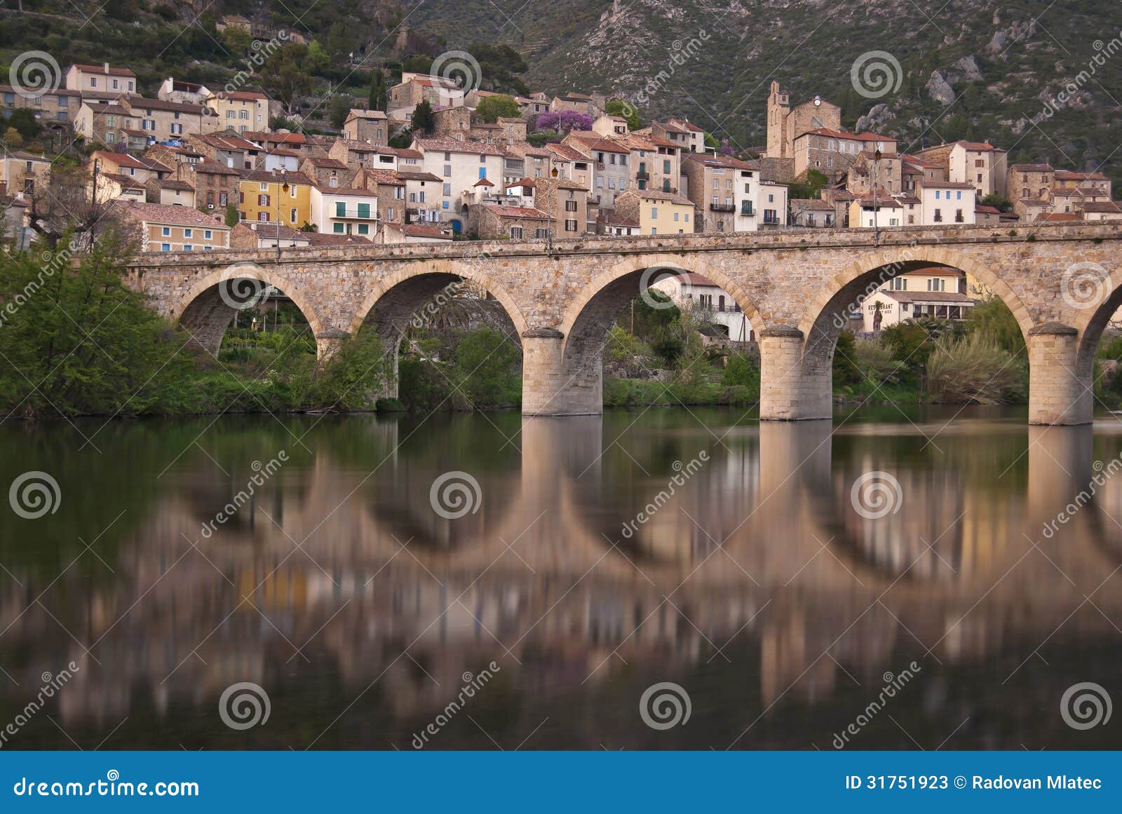 Roquebrun imagen de archivo. Imagen de construido, pintoresco - 31751923