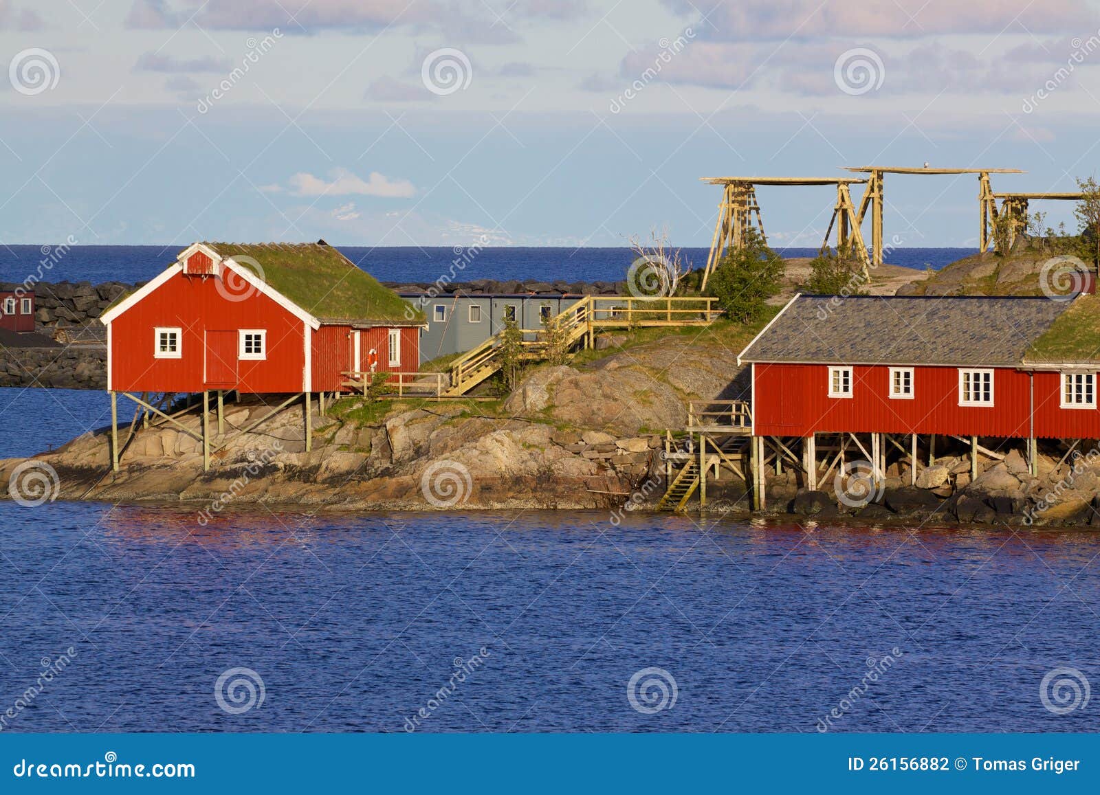 Rorbu in Reine stockfoto. Bild von häuschen, dorf, norwegen - 26156882