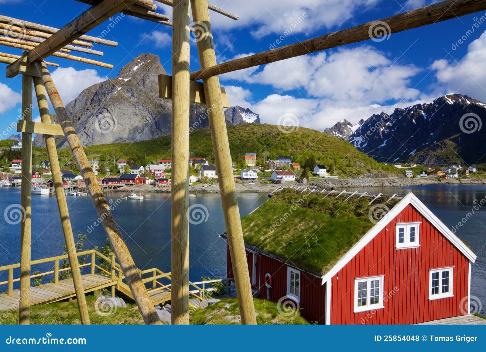 Rorbuer Auf Lofoten in Norwegen Stockfoto - Bild von ansicht, sommer ...