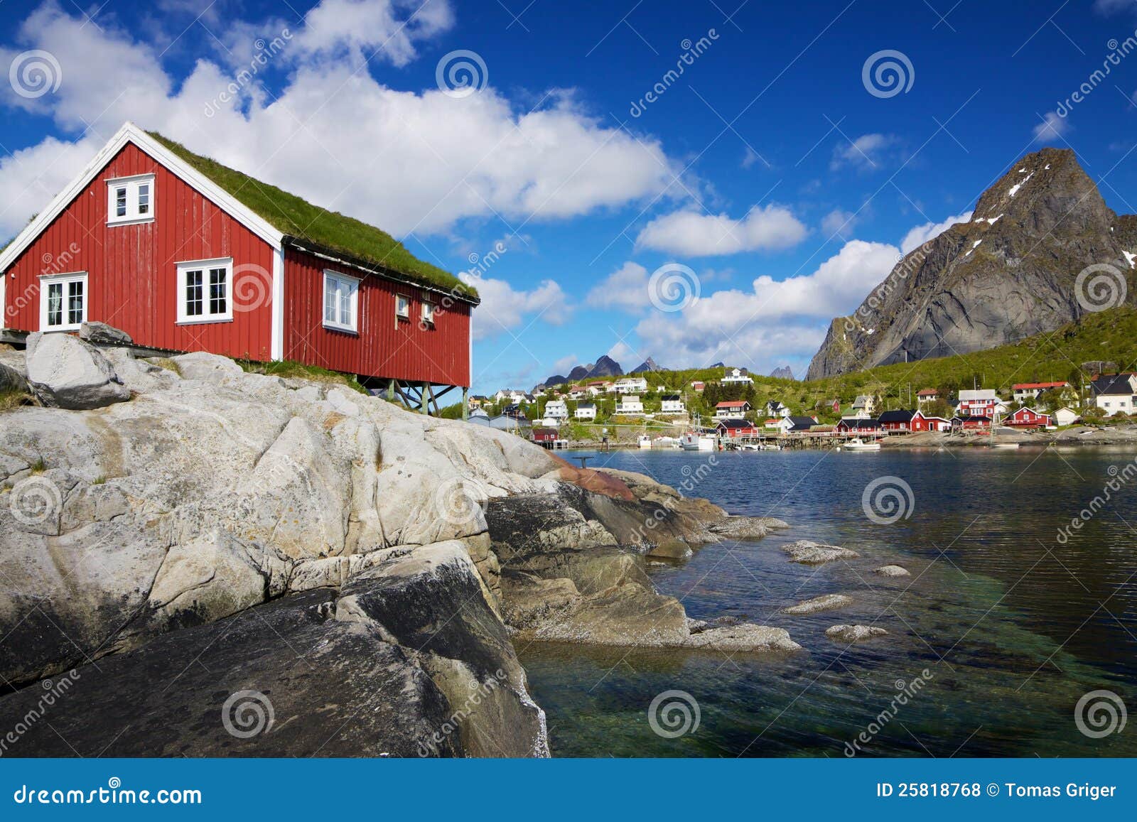 Rorbuer En Lofoten En Noruega Foto de archivo - Imagen de pico, choza ...
