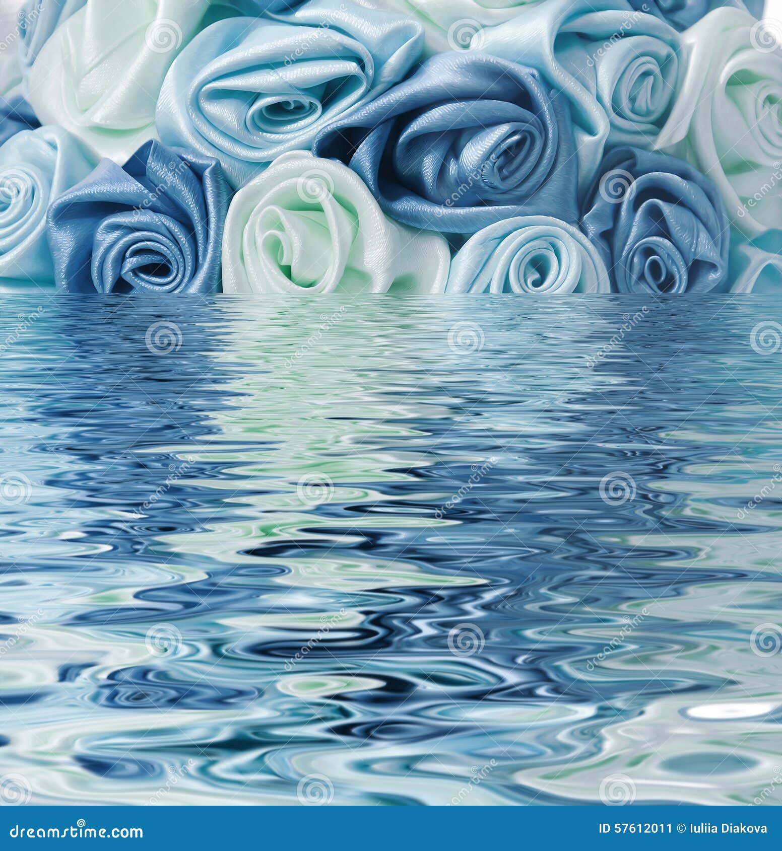 Rosa Del Blu Riflessa Nell'acqua Immagine Stock - Immagine di contesto ...