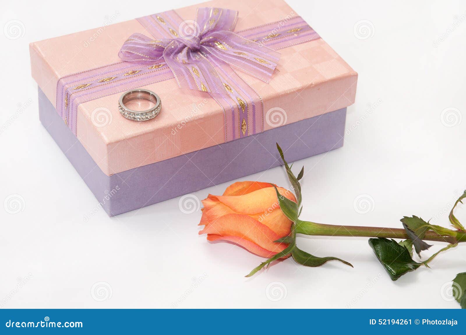 Rosa Geschenkbox Mit Bogen Und Verlobungsring Und Orange Stieg ...